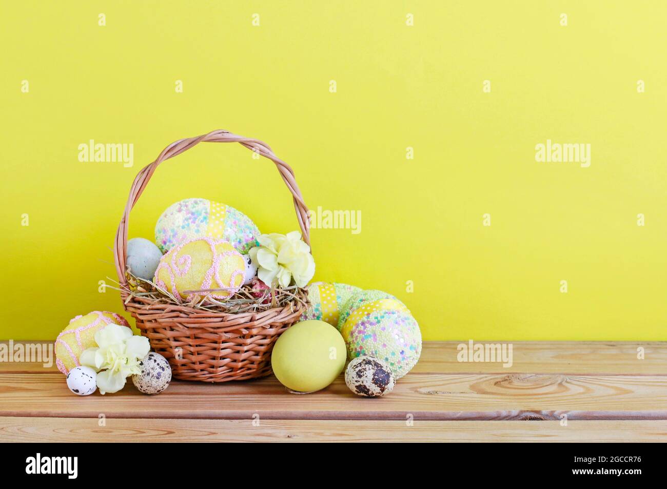 Traditional Easter basket with eggs. Festive decor Stock Photo - Alamy