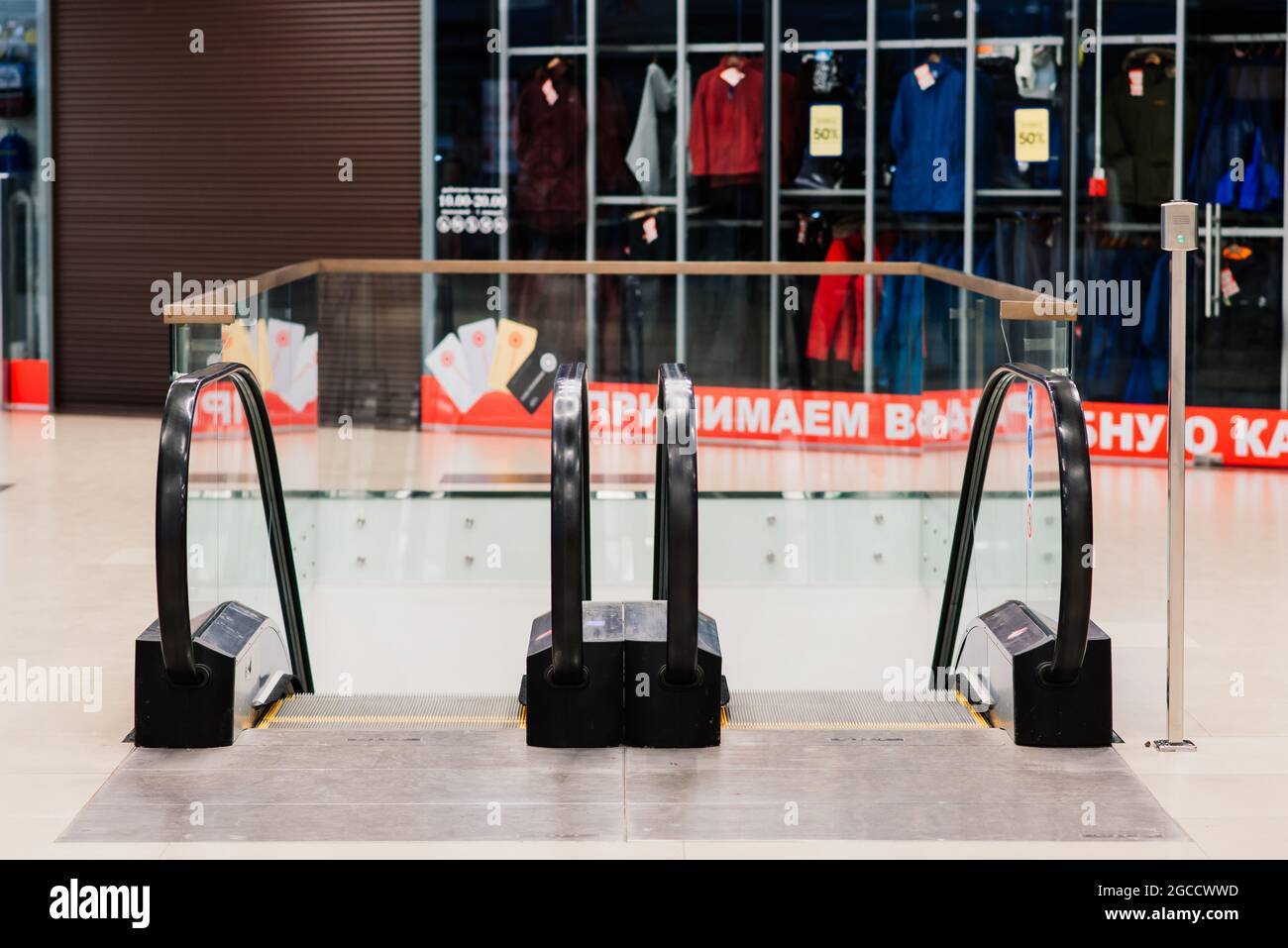 Empty shop escalator in shopping center, no people, isolation covid ...