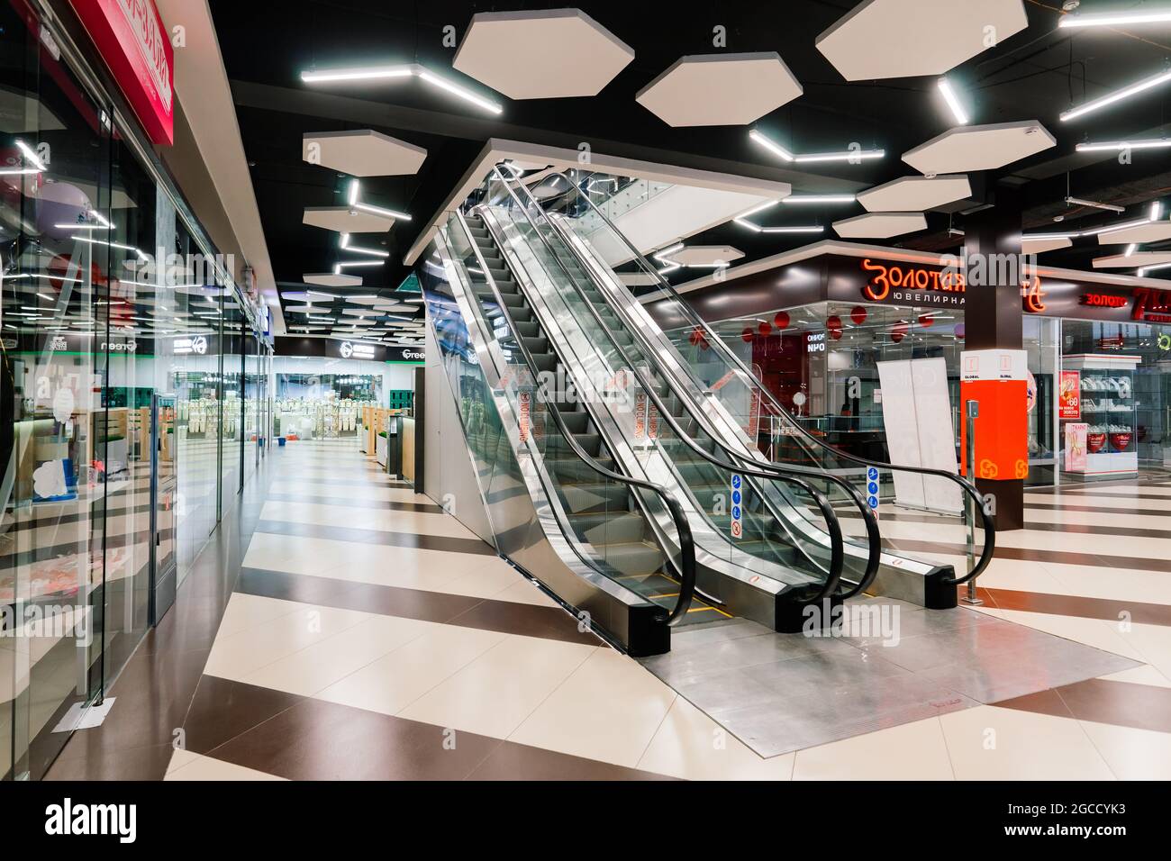 Empty shop escalator in shopping center, no people, isolation covid ...