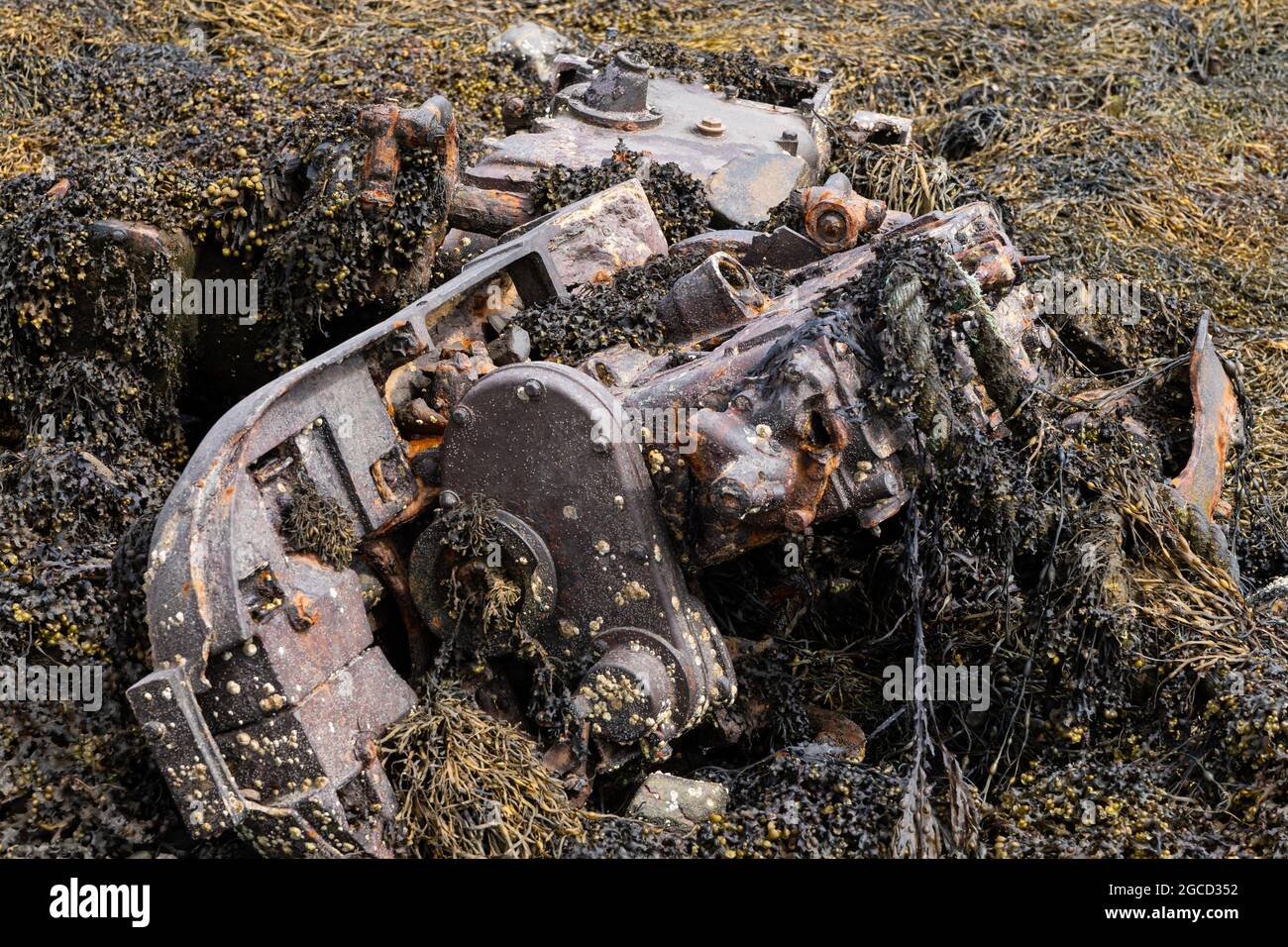 Abandoned rusted shipwreck hi-res stock photography and images - Alamy