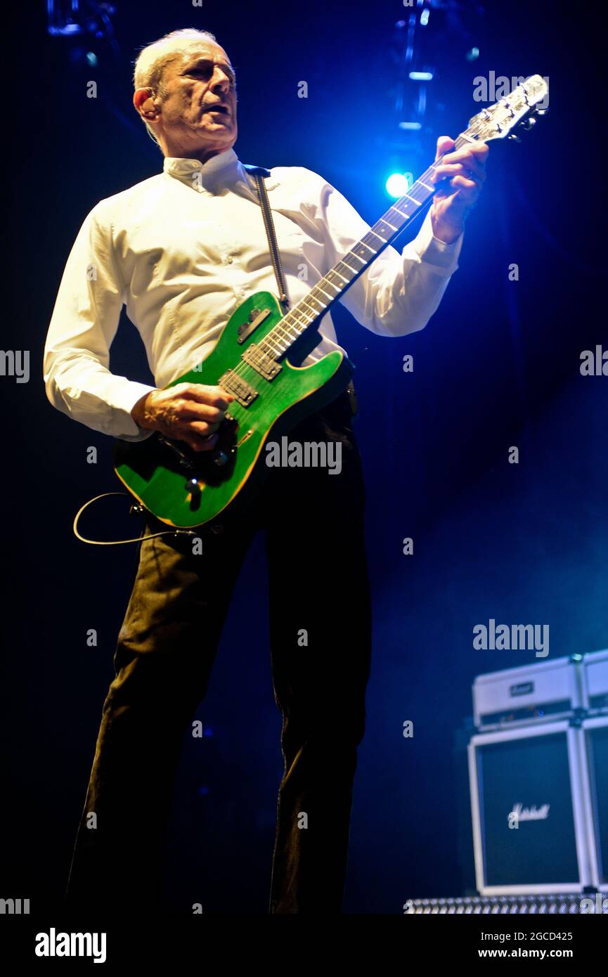 Status quo guitars stage hi-res stock photography and images - Alamy