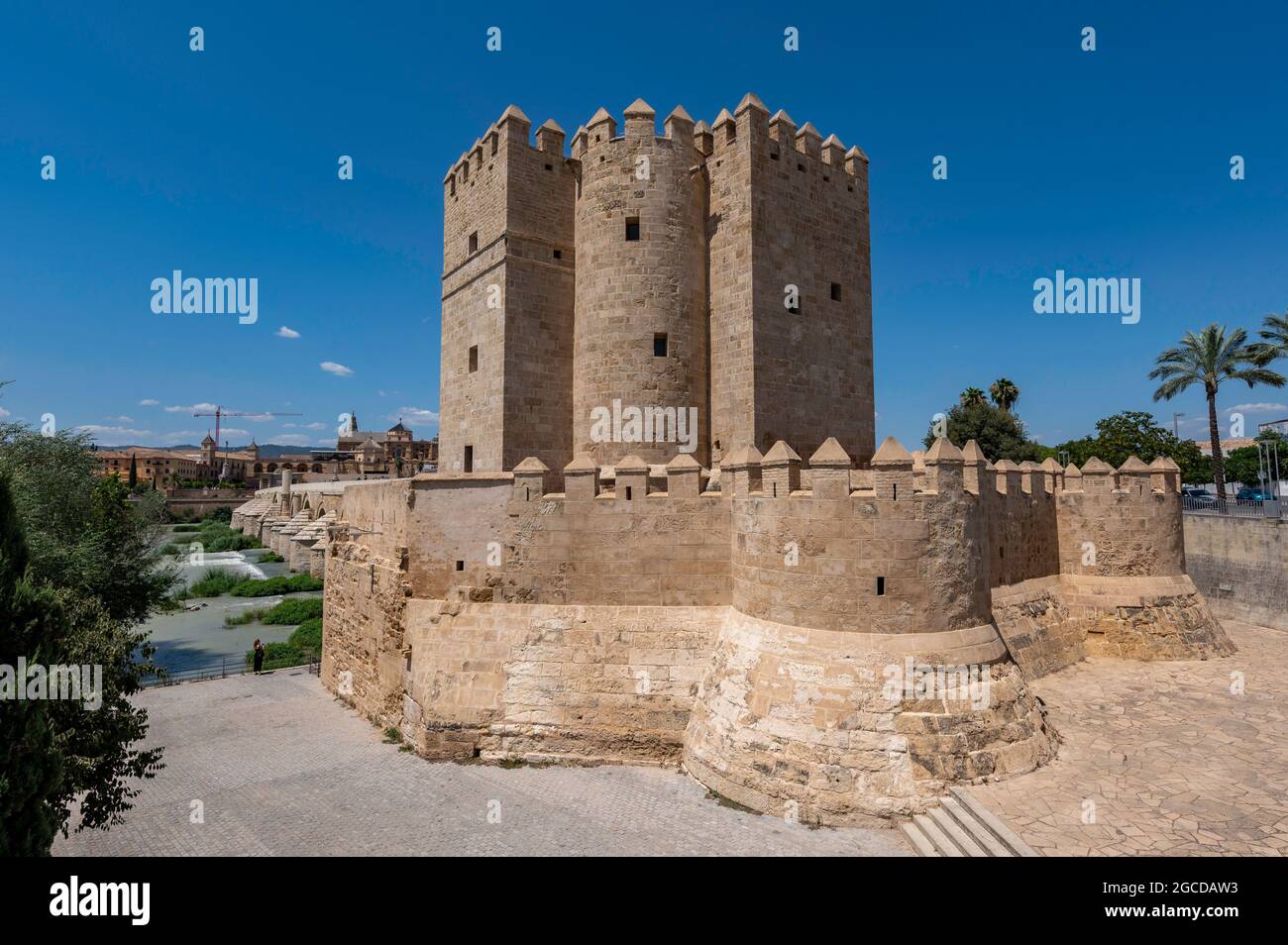 Calahorra Tower in Cordoba. Fortress of Islamic origin Stock Photo - Alamy