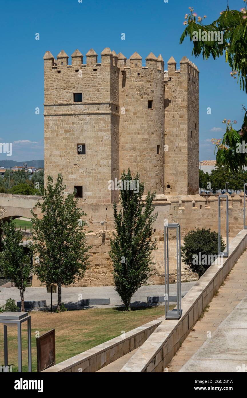 Calahorra Tower in Cordoba. Fortress of Islamic origin Stock Photo - Alamy