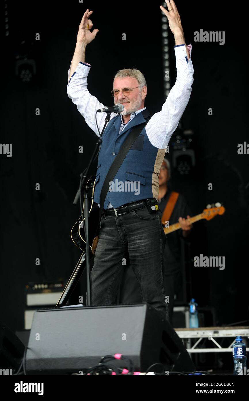Steve Harley and the Cockney Rebel . Performing at Lets Rock Leeds 80s ...