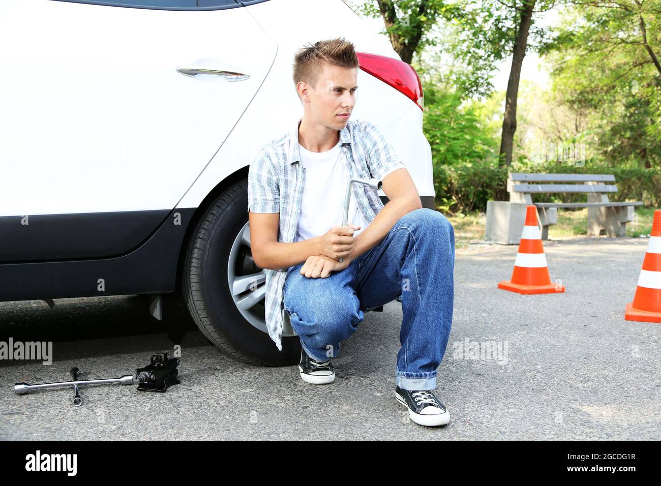 Man driver having trouble at road changing wheel Stock Photo - Alamy Man driver having trouble at road changing wheel Stock Photo - Alamy