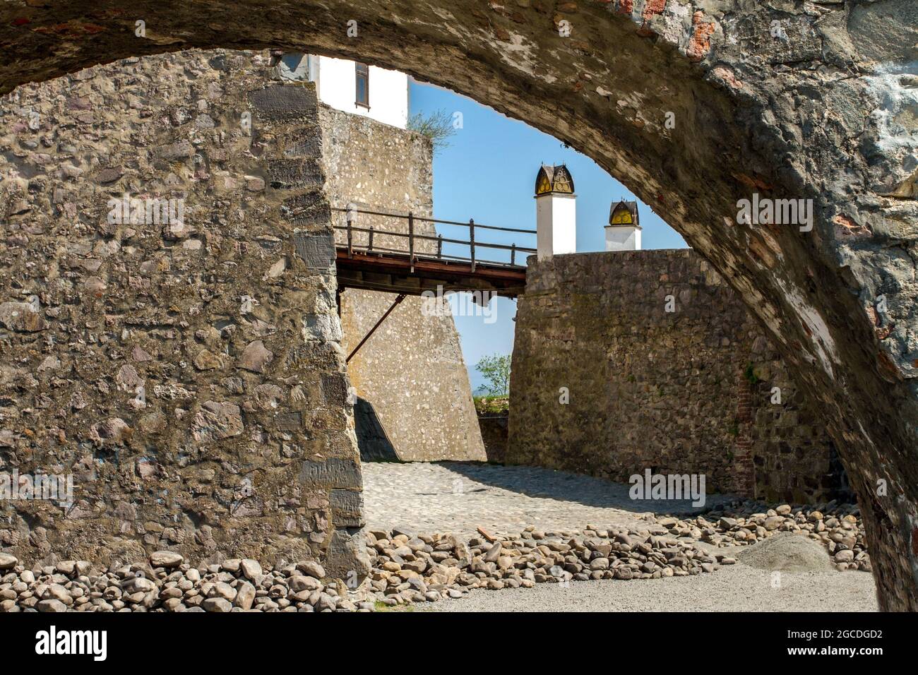 Image of the arch and drawbridge of the old castle Stock Photo - Alamy