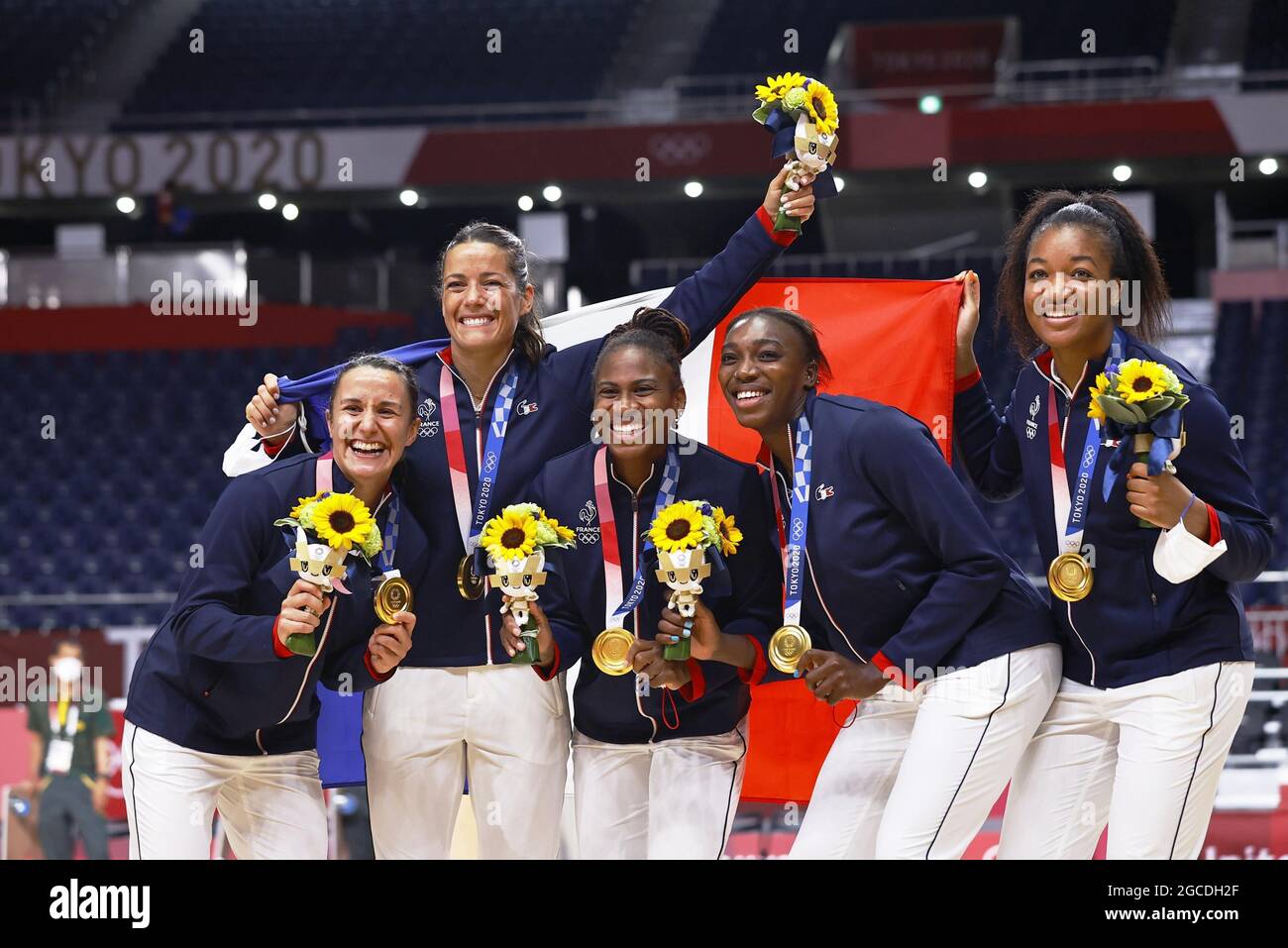 French players pose with their gold medals for the women's handball at ...