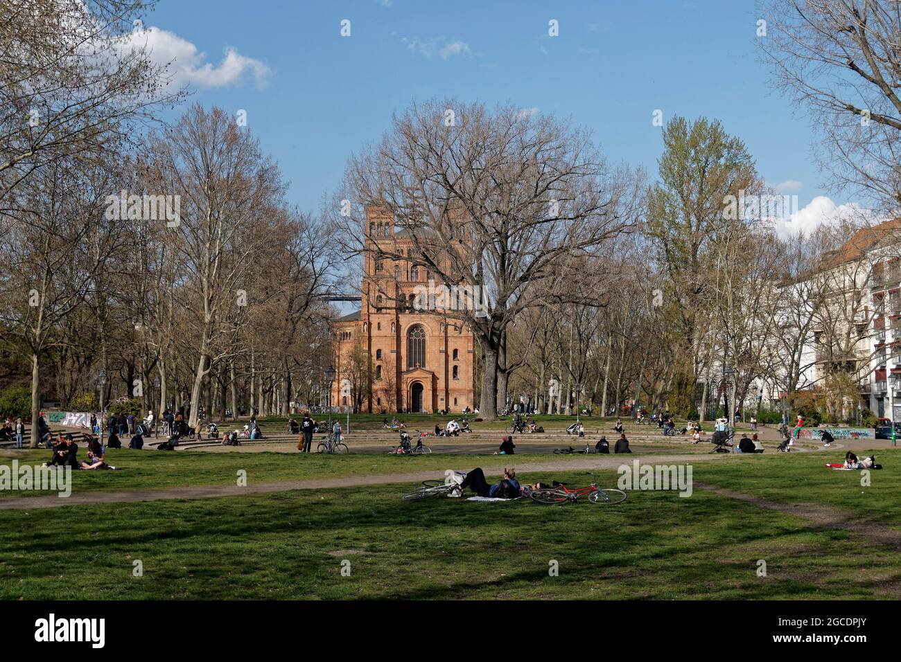 St.-Thomas-Kirche, Park am Mariannenplatz, Berlin-Kreuzberg Stock Photo ...