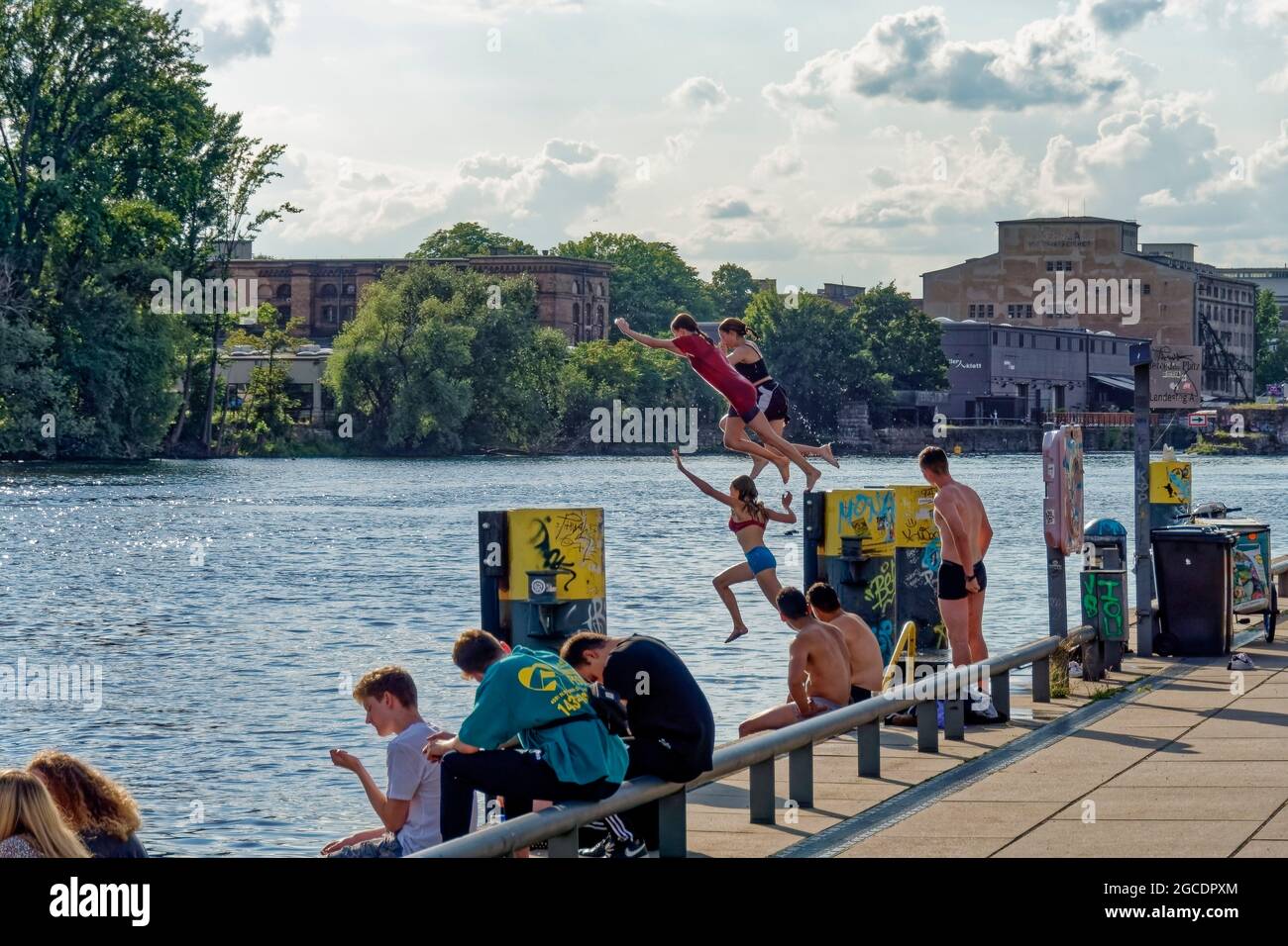 Teenager springen zum Baden in die Spree an der East Side Gallery ...