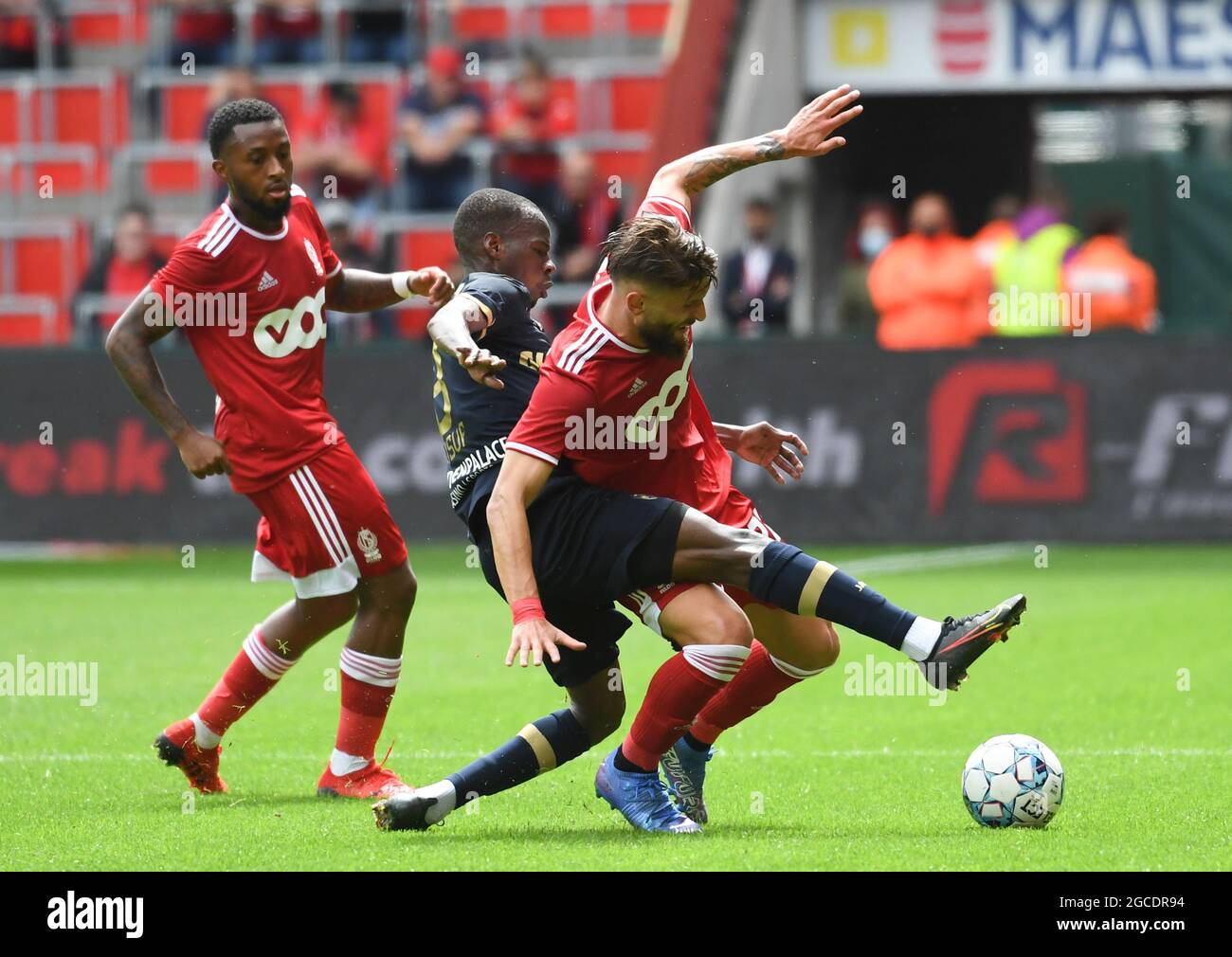 Standard's Selim Amallah and Antwerp's Aurelio Buta fight for the ball ...