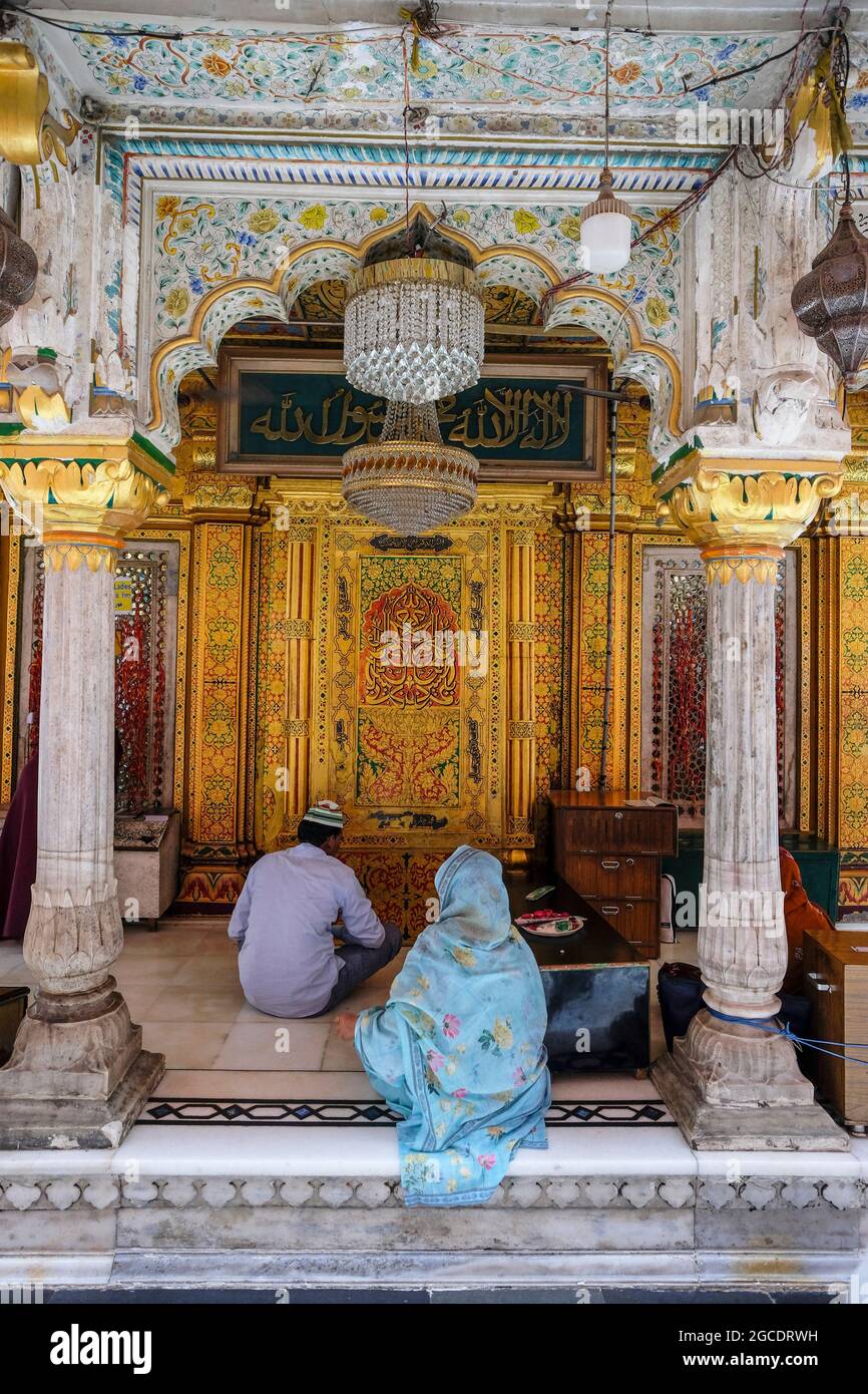 Delhi, India - August 2021: The Dargah Hazrat Nizamuddin marble shrine ...