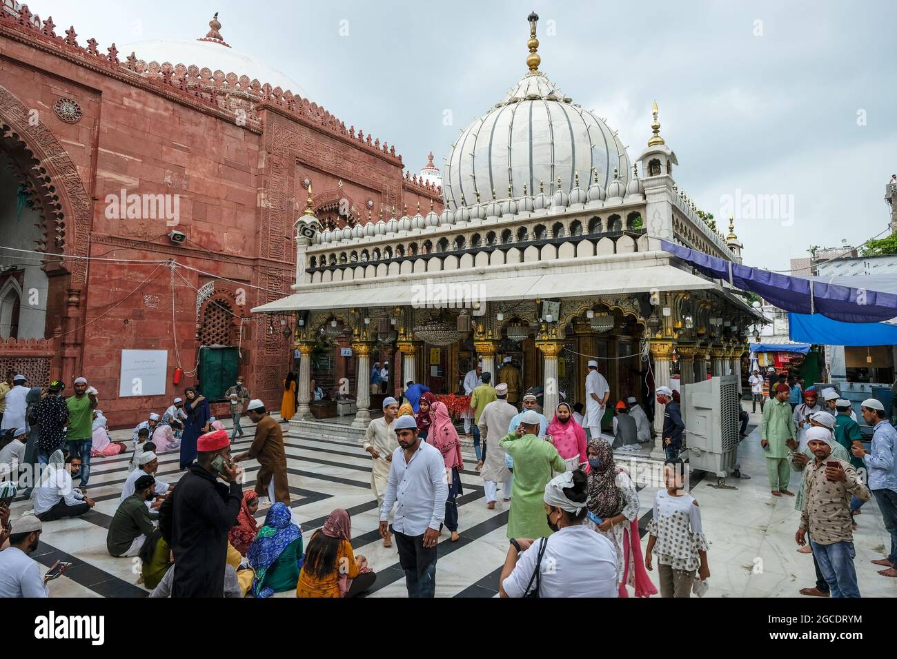 Delhi, India - August 2021: The Dargah Hazrat Nizamuddin marble shrine ...