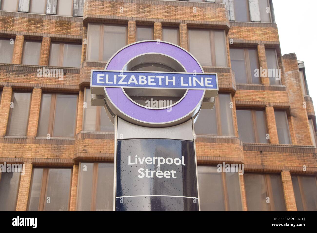 Elizabeth line sign hi-res stock photography and images - Alamy