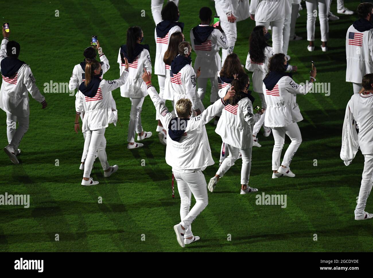 Athletes parade in olympics stadium hi-res stock photography and images ...
