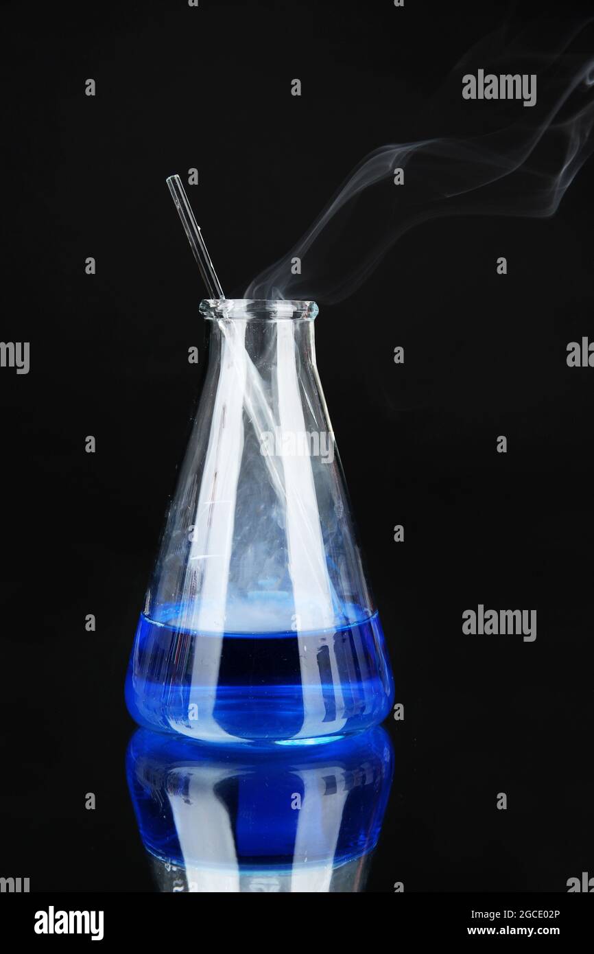 Conical flask smoke hi-res stock photography and images - Alamy
