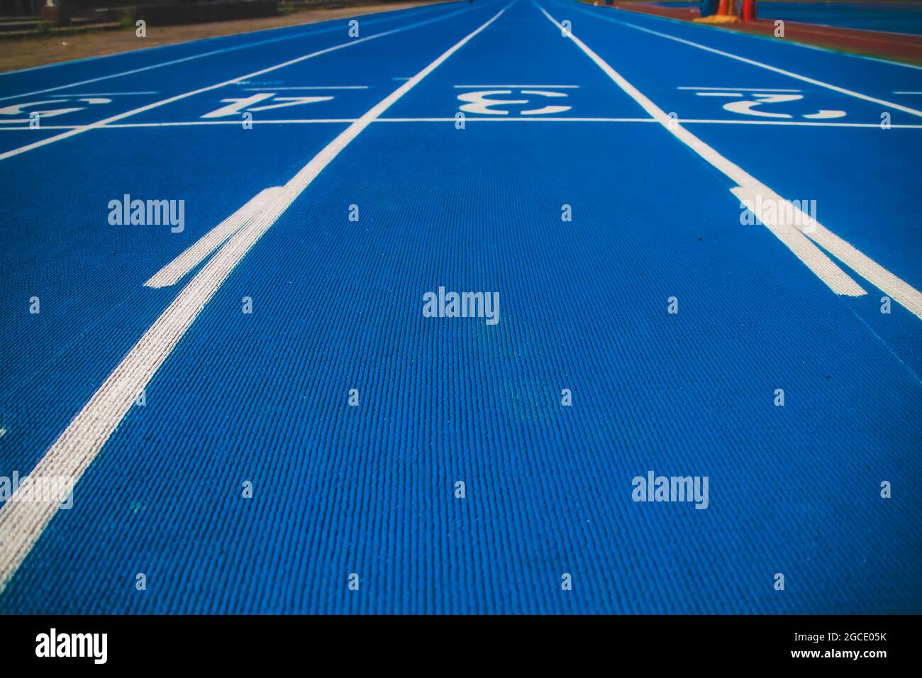Numbered running track blue color. Starting position Stock Photo - Alamy