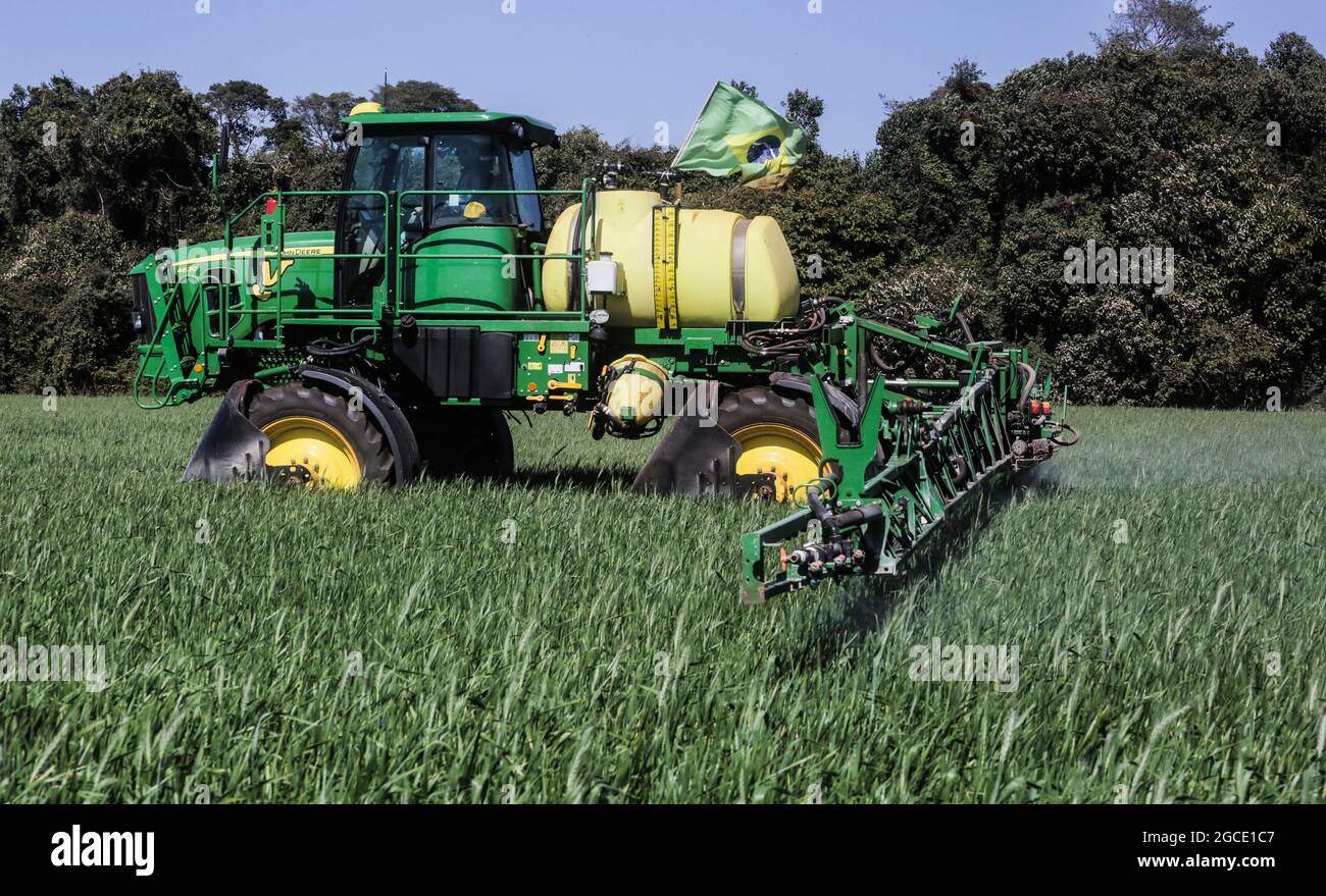 Spray de campo hi-res stock photography and images - Alamy