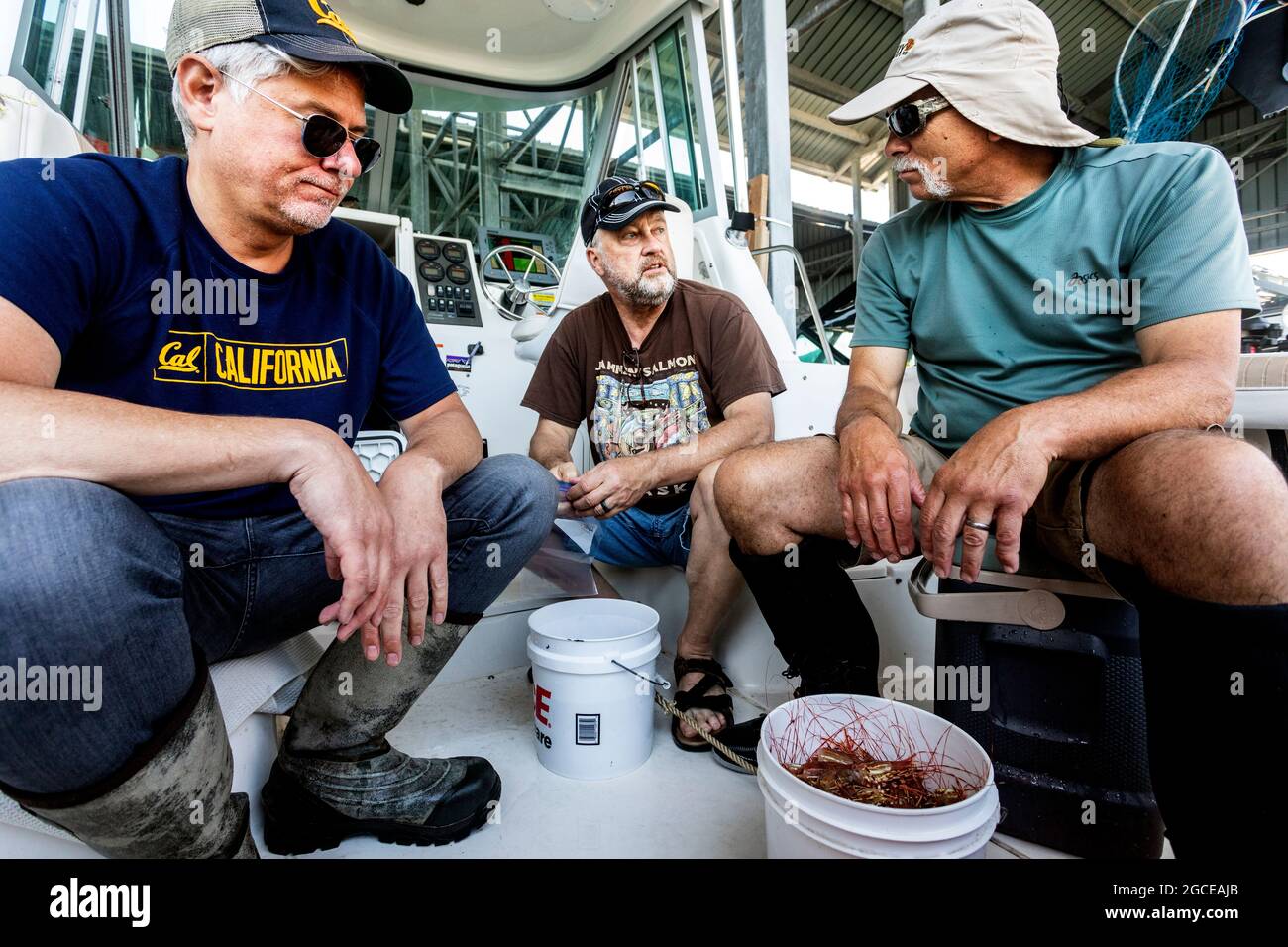 WA20286-00.....WASHINGTON - Lee Hamilton Jim Johansen and Phil Russell relax at the end of a day ...