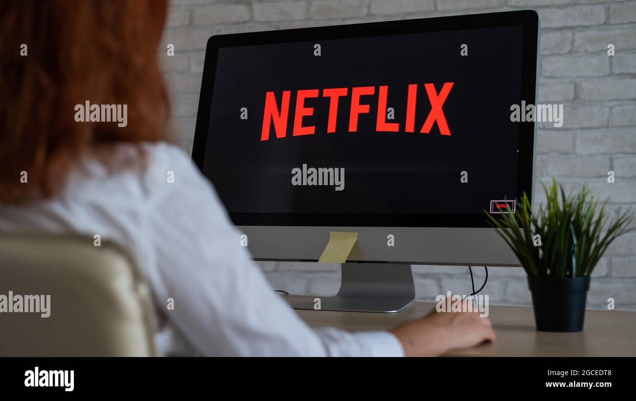 Woman watching netflix hi-res stock photography and images - Alamy