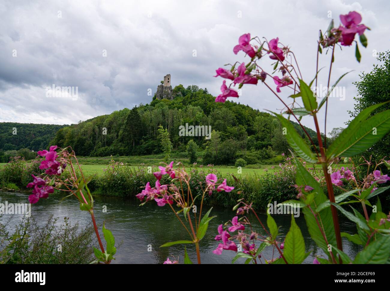 08 August 2021, Bavaria, Streitberg: A dense band of clouds passes over ...