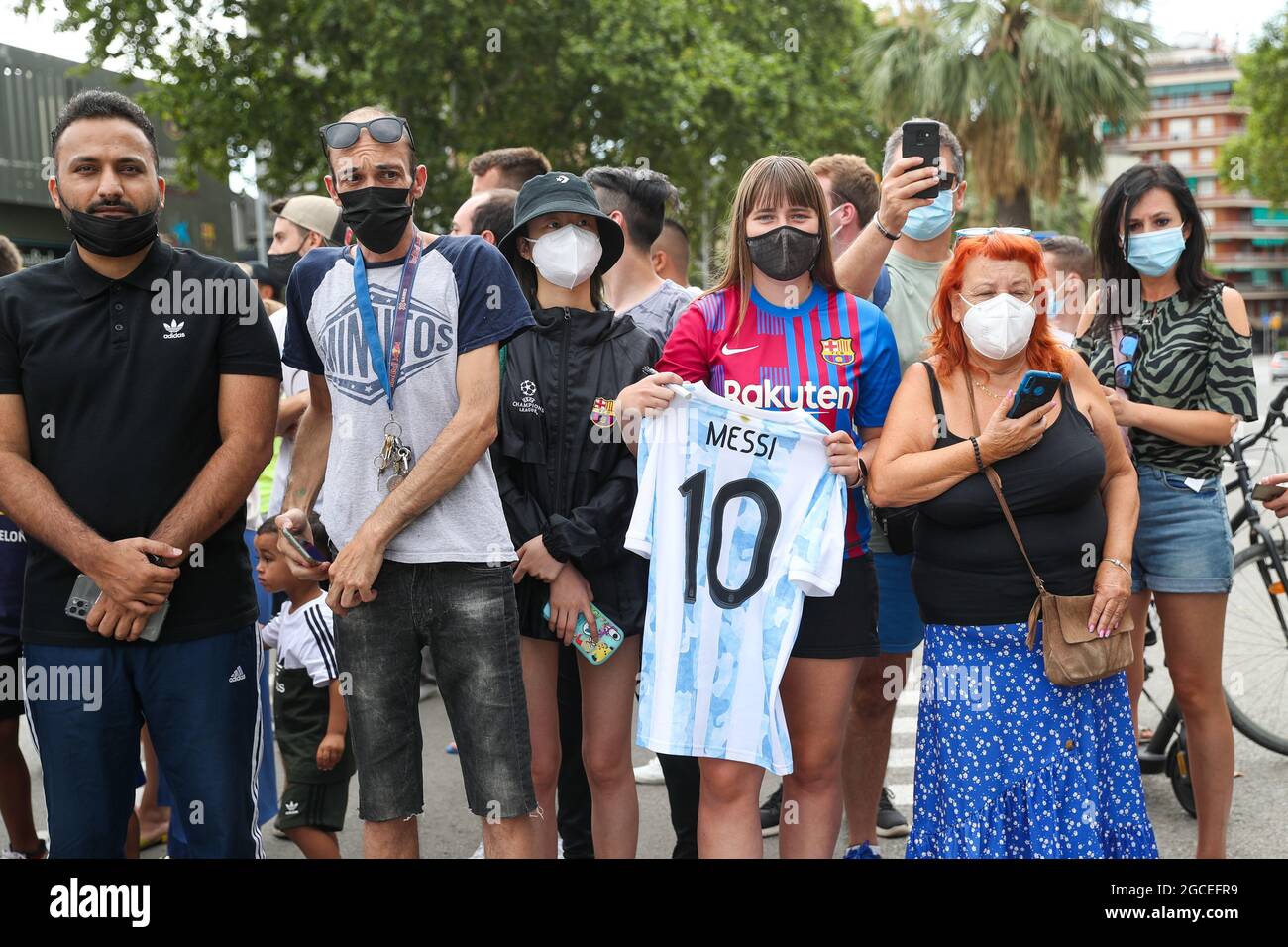 Barcelona. 8th Aug, 2021. Fans wait for Messi outside the Camp Nou ...