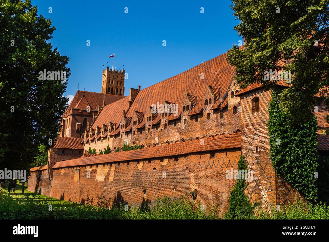 Malbork Castle, Impressive Medieval Castles and the well-fortified ...