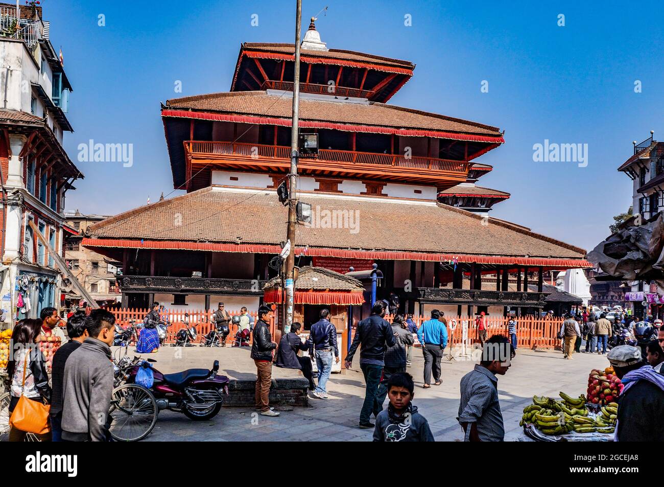 Kasthamandap, temple and shelter in Maru Tol Square, Kathmandu ...