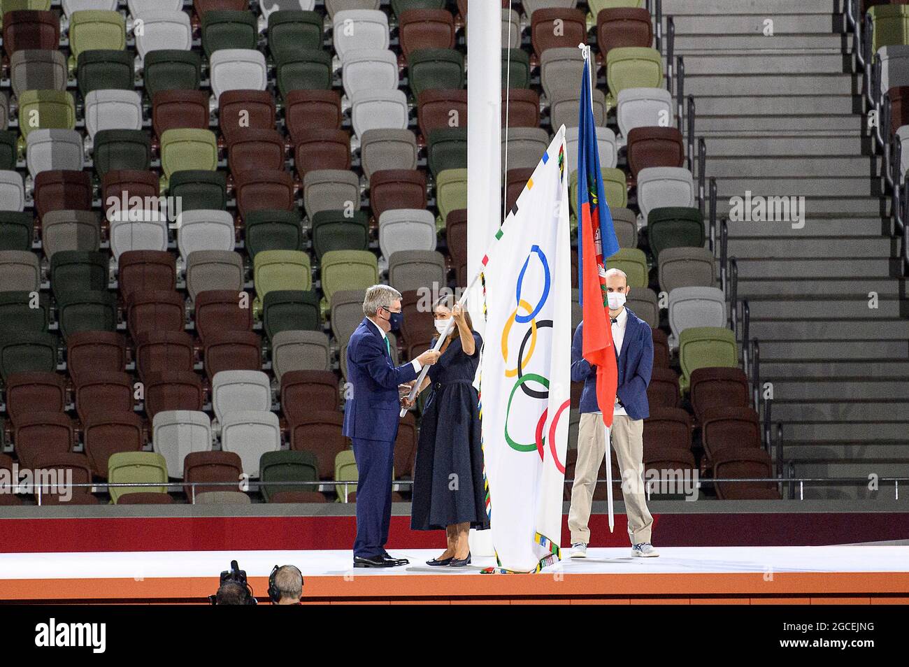 left to right IOC President Thomas BACH (GER) uebergives the Olympic ...