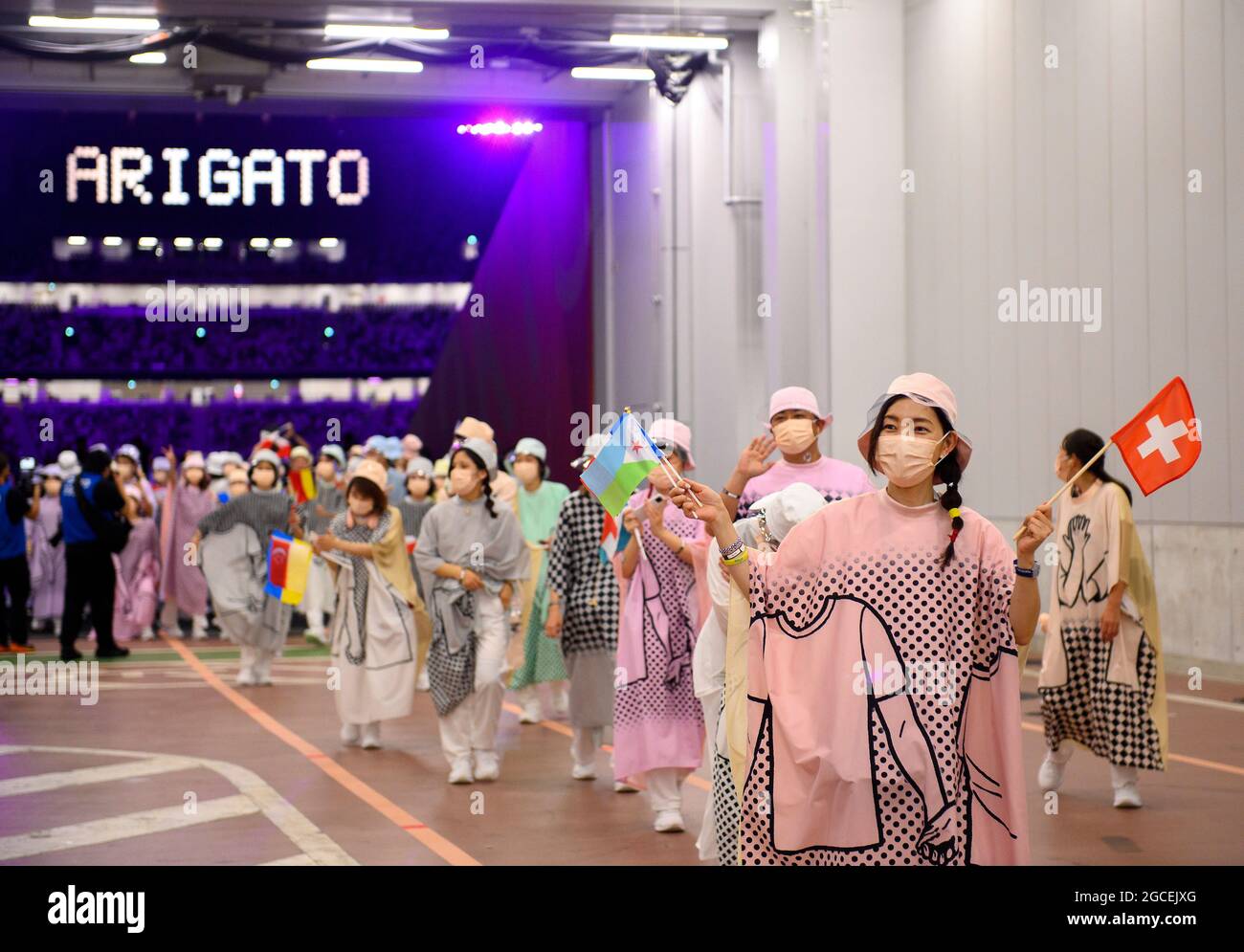 Tokyo, Japan. 08th Aug, 2021. Helpers waving with Faehnchen, closing ...