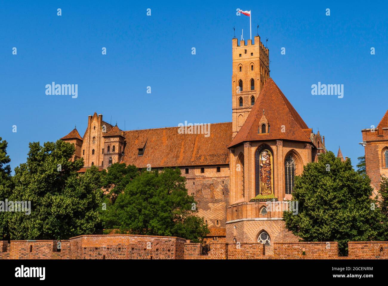 Malbork Castle, Impressive Medieval Castles and the well-fortified ...