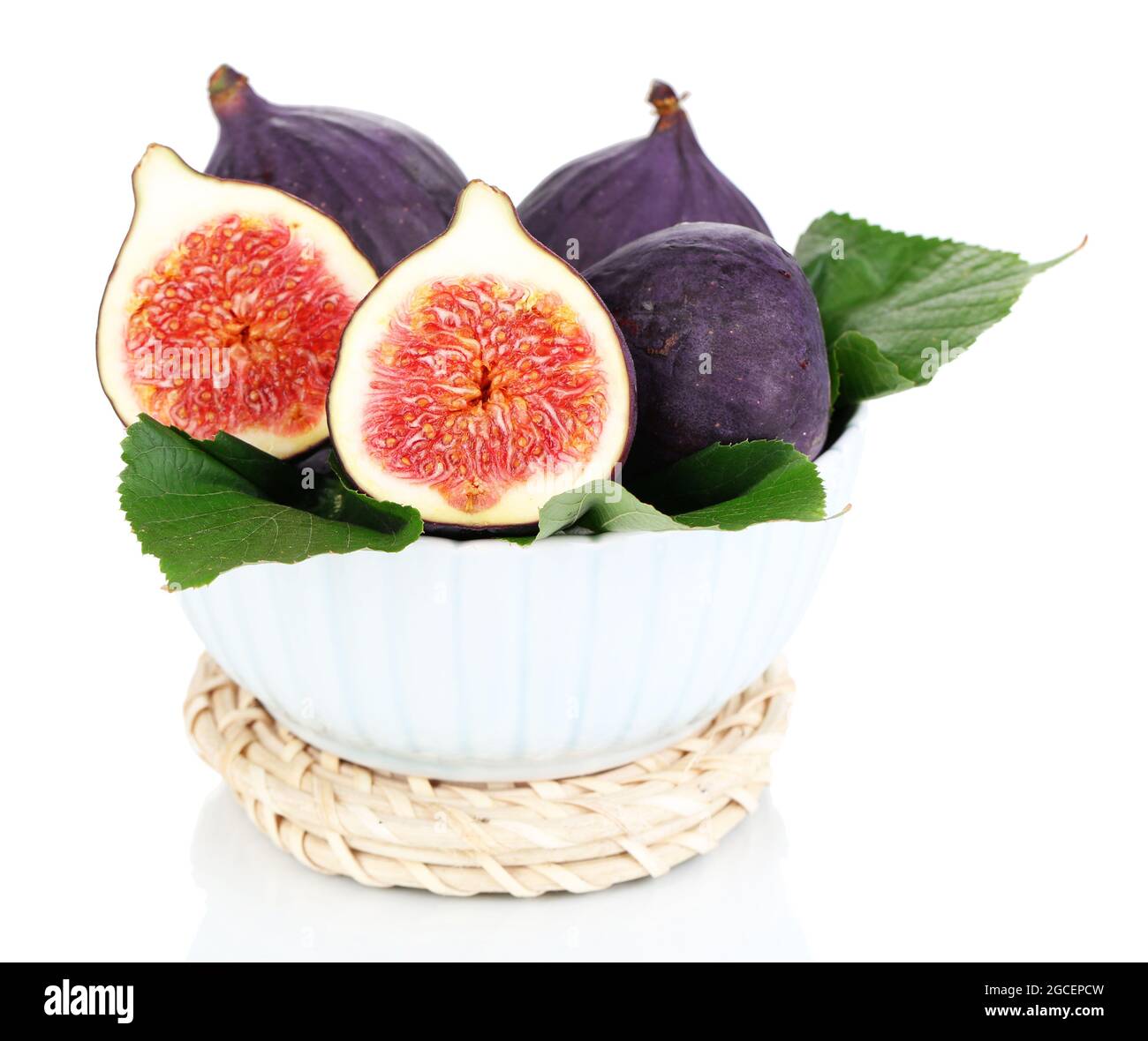 Ripe figs in bowl isolated on white Stock Photo - Alamy