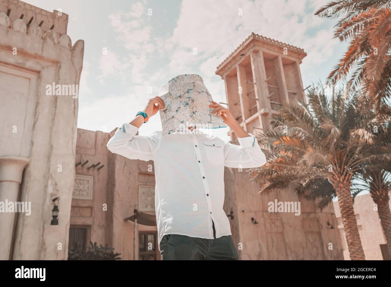 Confused man map hi-res stock photography and images - Alamy