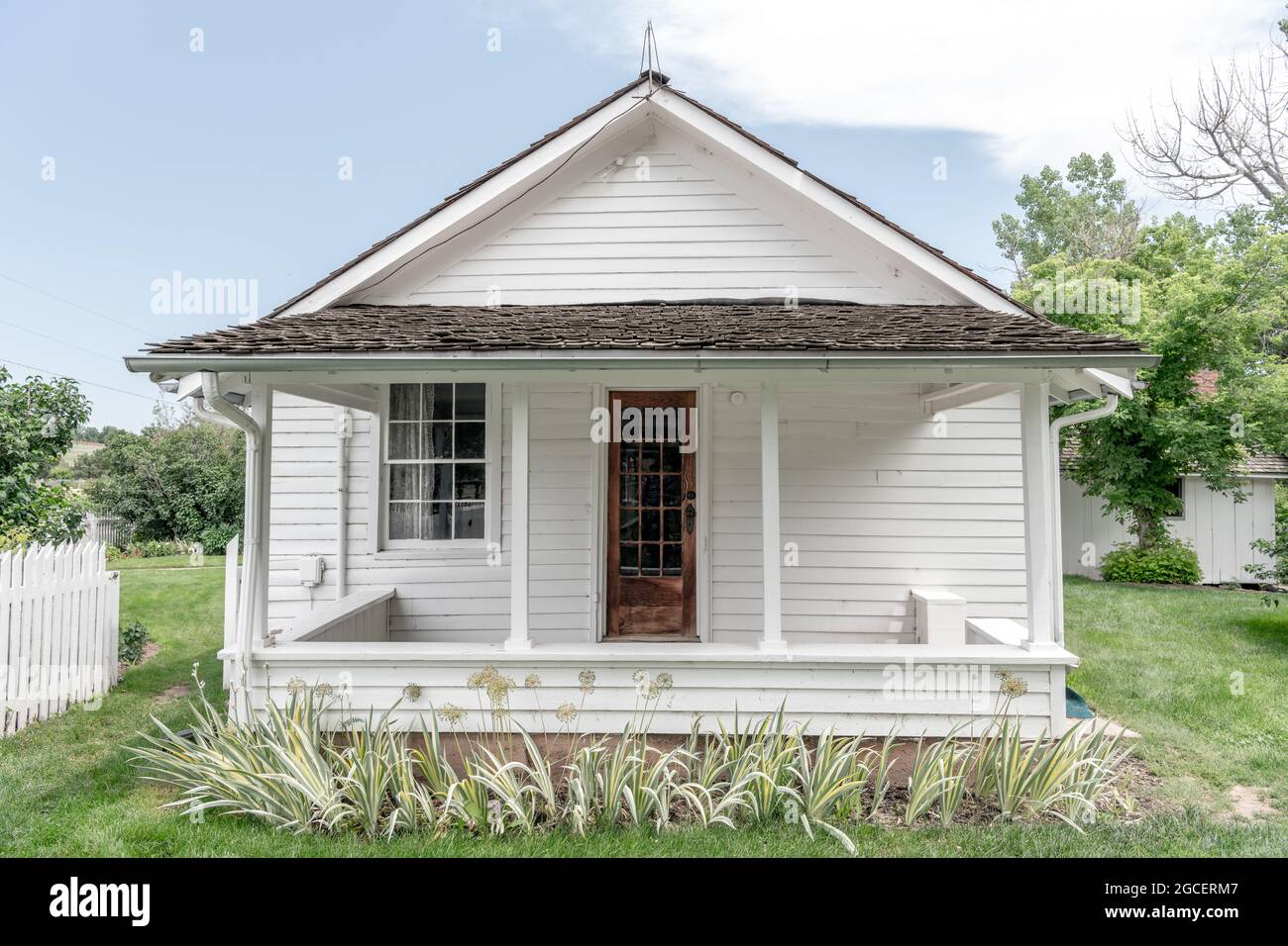 Old white farm house with a front porch Stock Photo - Alamy