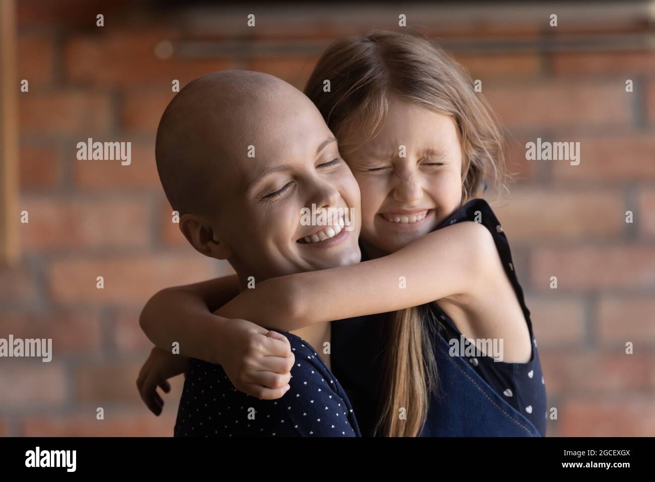 Happy daughter girl hugging mom with cancer Stock Photo - Alamy