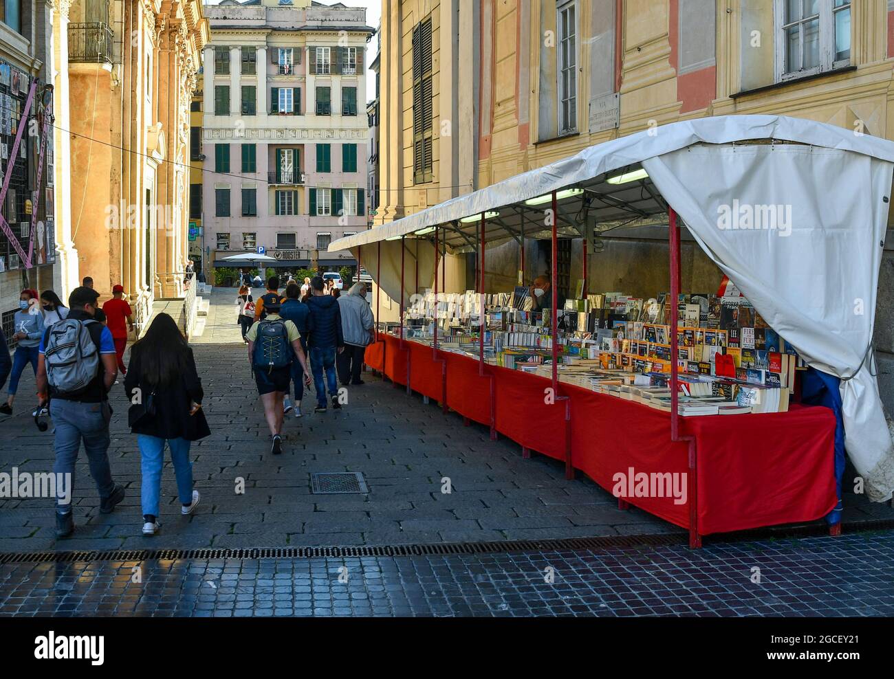 Book stall hi-res stock photography and images - Alamy