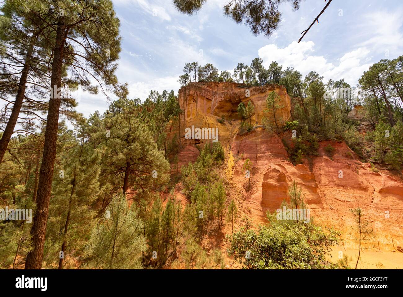 The ochre cliffs of the village of Roussillon in Luberon, Provence ...