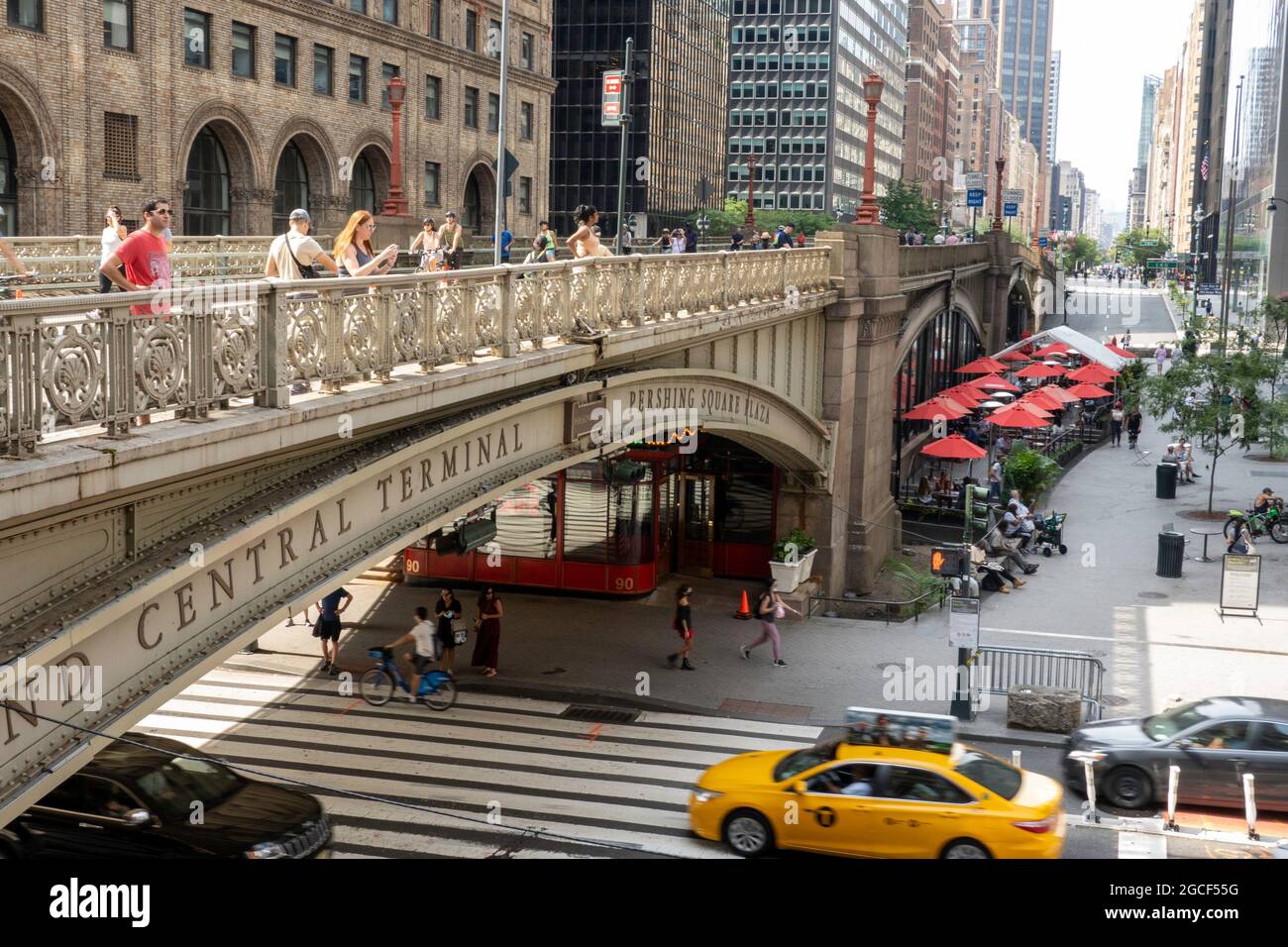 Lively city streets hi-res stock photography and images - Alamy
