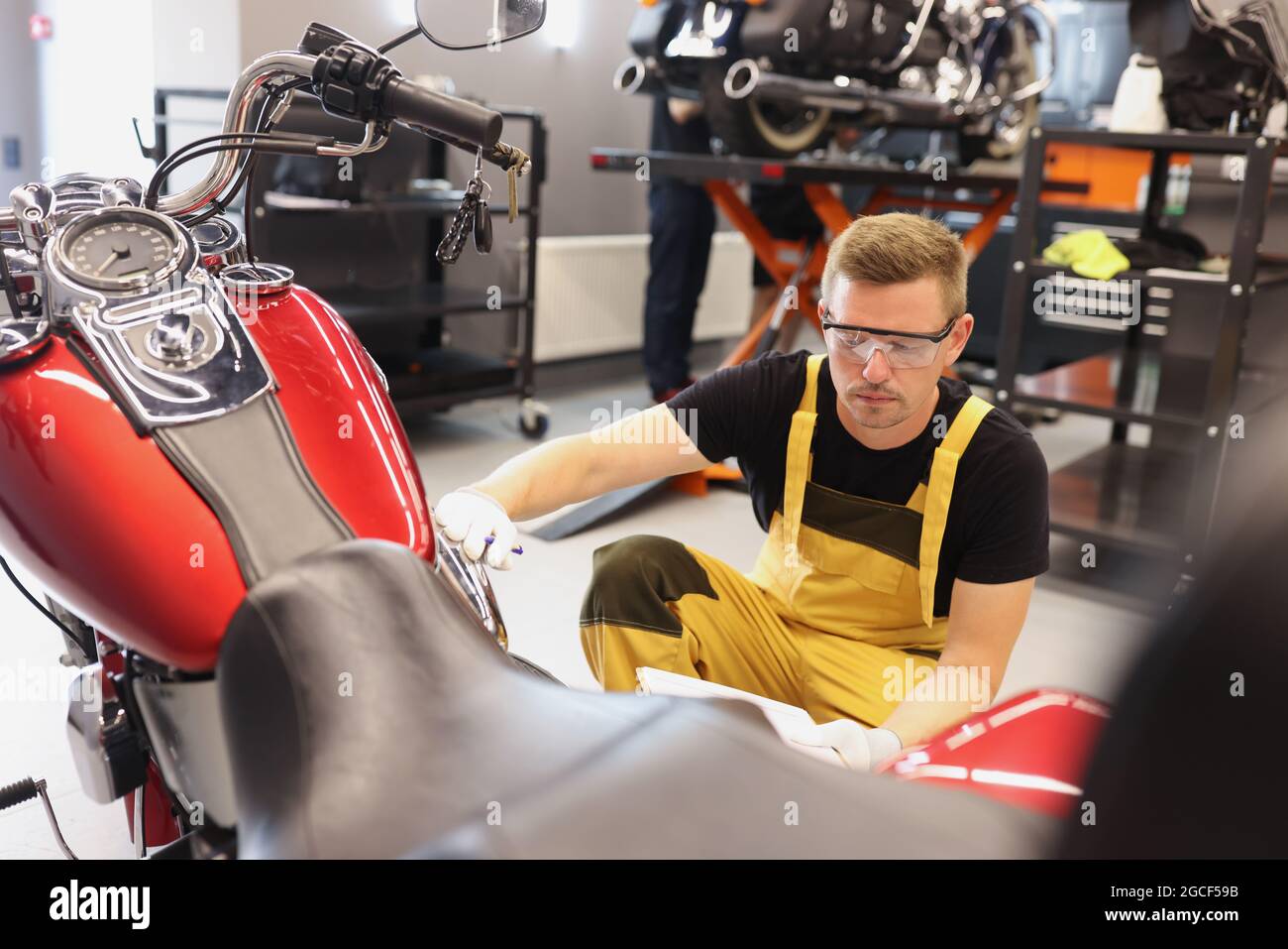 Mechanic workshop motorcycle hi-res stock photography and images - Alamy