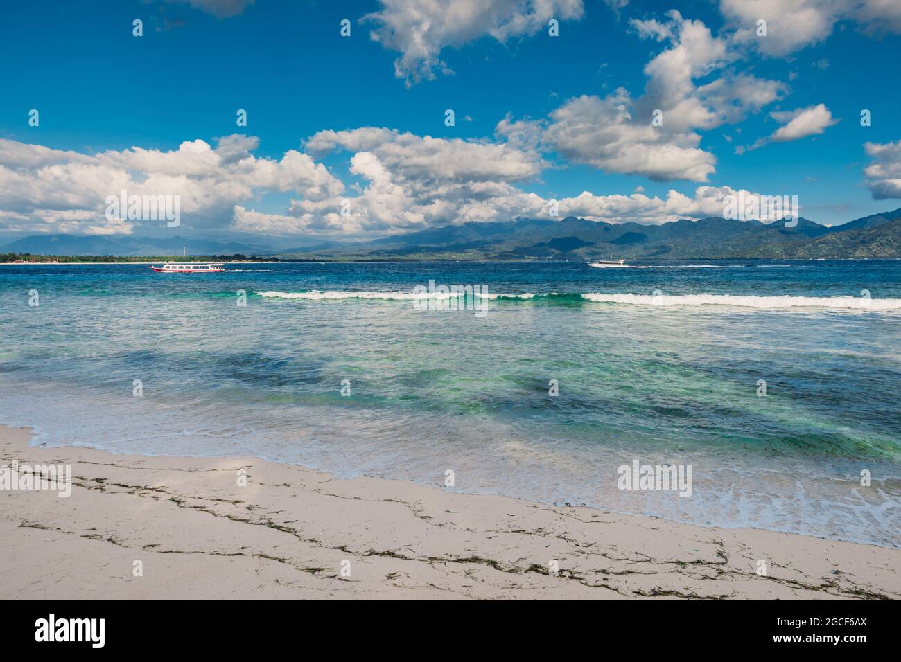 Tropical beach and transparent ocean in paradise island Stock Photo - Alamy