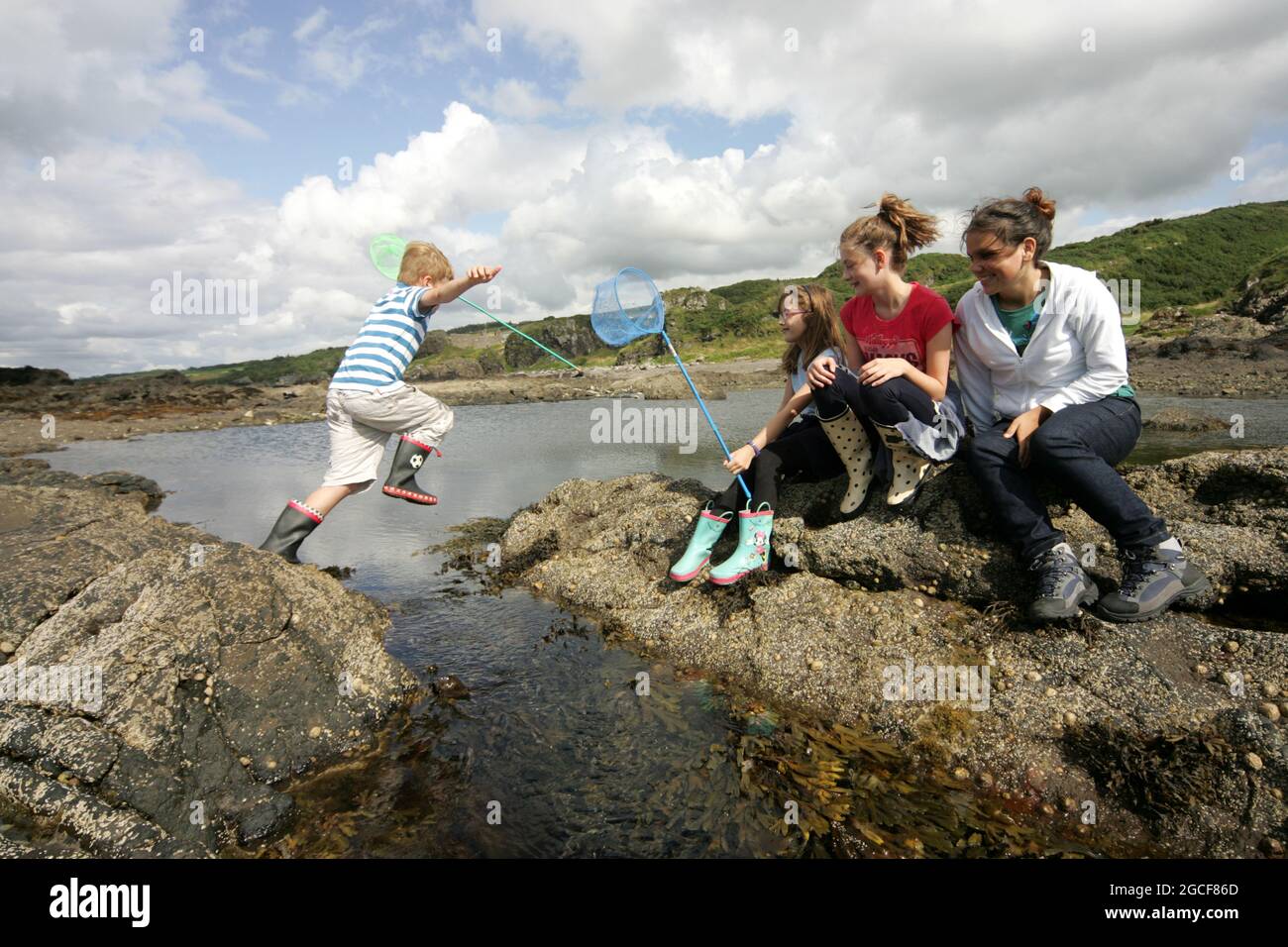 Rock pooling children hi-res stock photography and images - Alamy