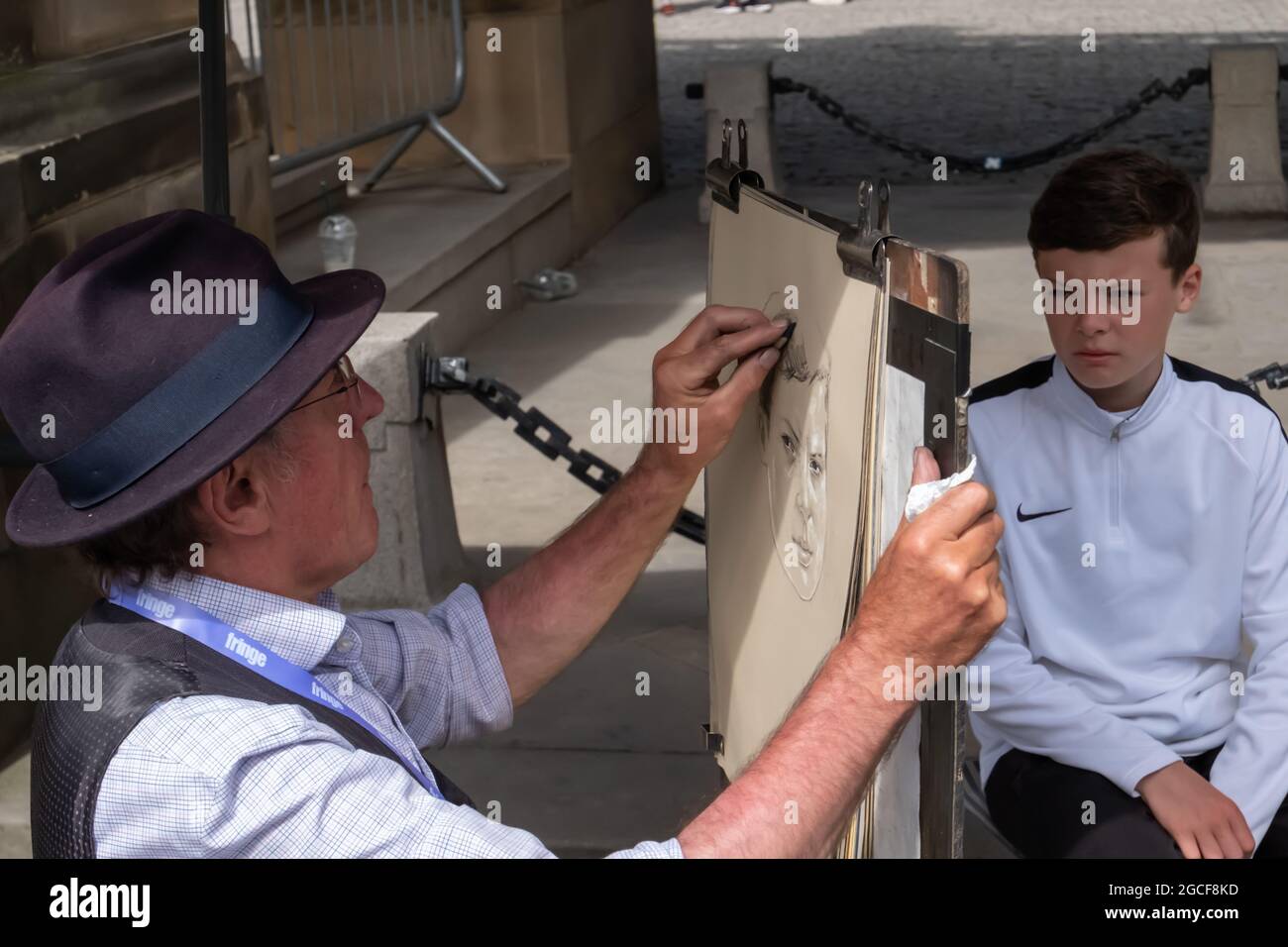 Edinburgh, Scotland, UK. 8th August, 2021. An artist drawing a portrait ...