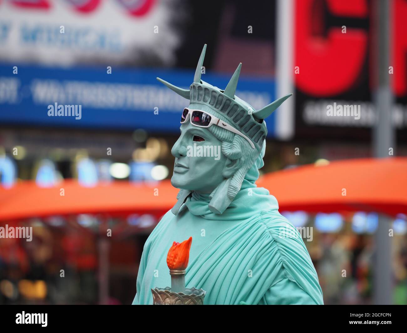 A man posing as the Statue of Liberty near Times Square Stock Photo - Alamy