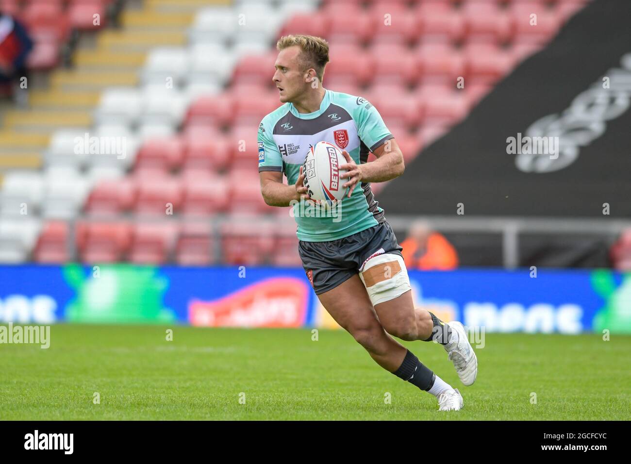 Jez Litten (14) of Hull KR looks for a pass Stock Photo - Alamy