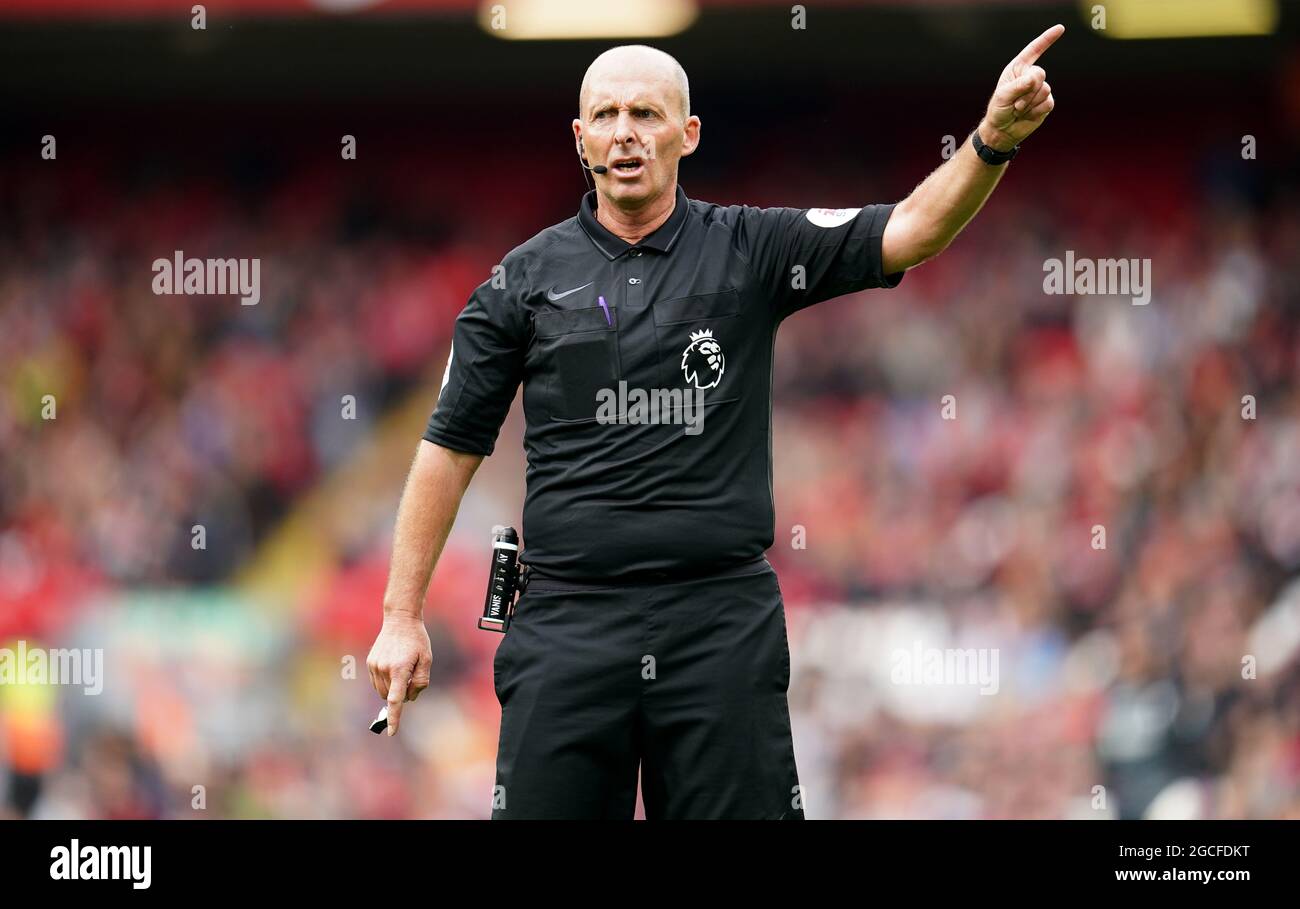 Mike dean referee 2021 hi-res stock photography and images - Alamy
