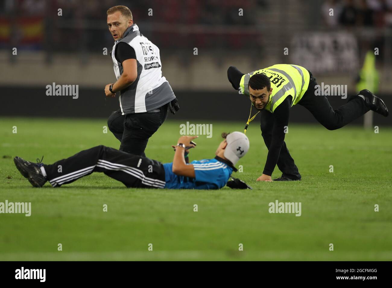 Klagenfurt, Austria, 8th August 2021. Security personnel struggle to ...