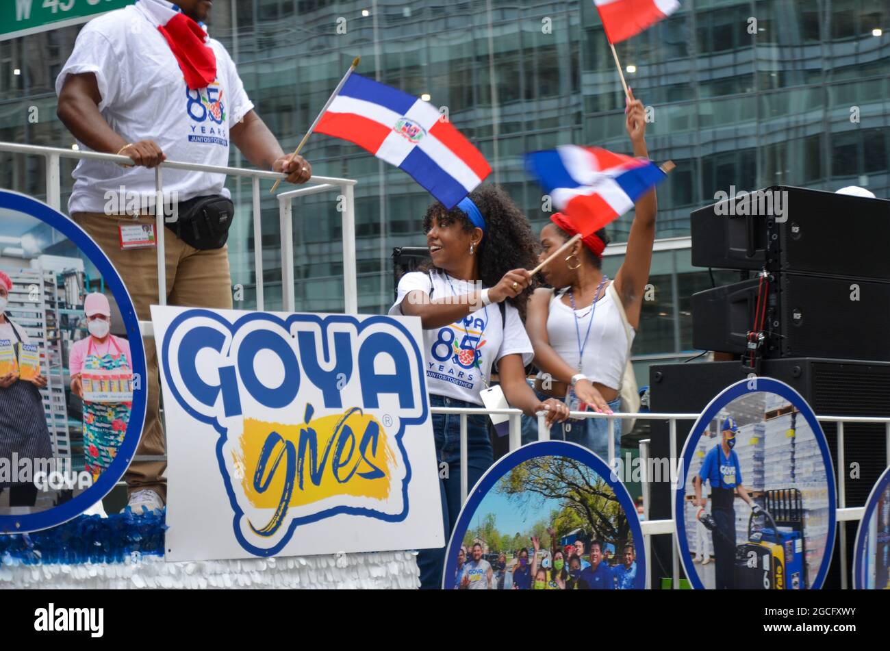 New Yorkers come out in large numbers to watch the Dominican Day Parade ...
