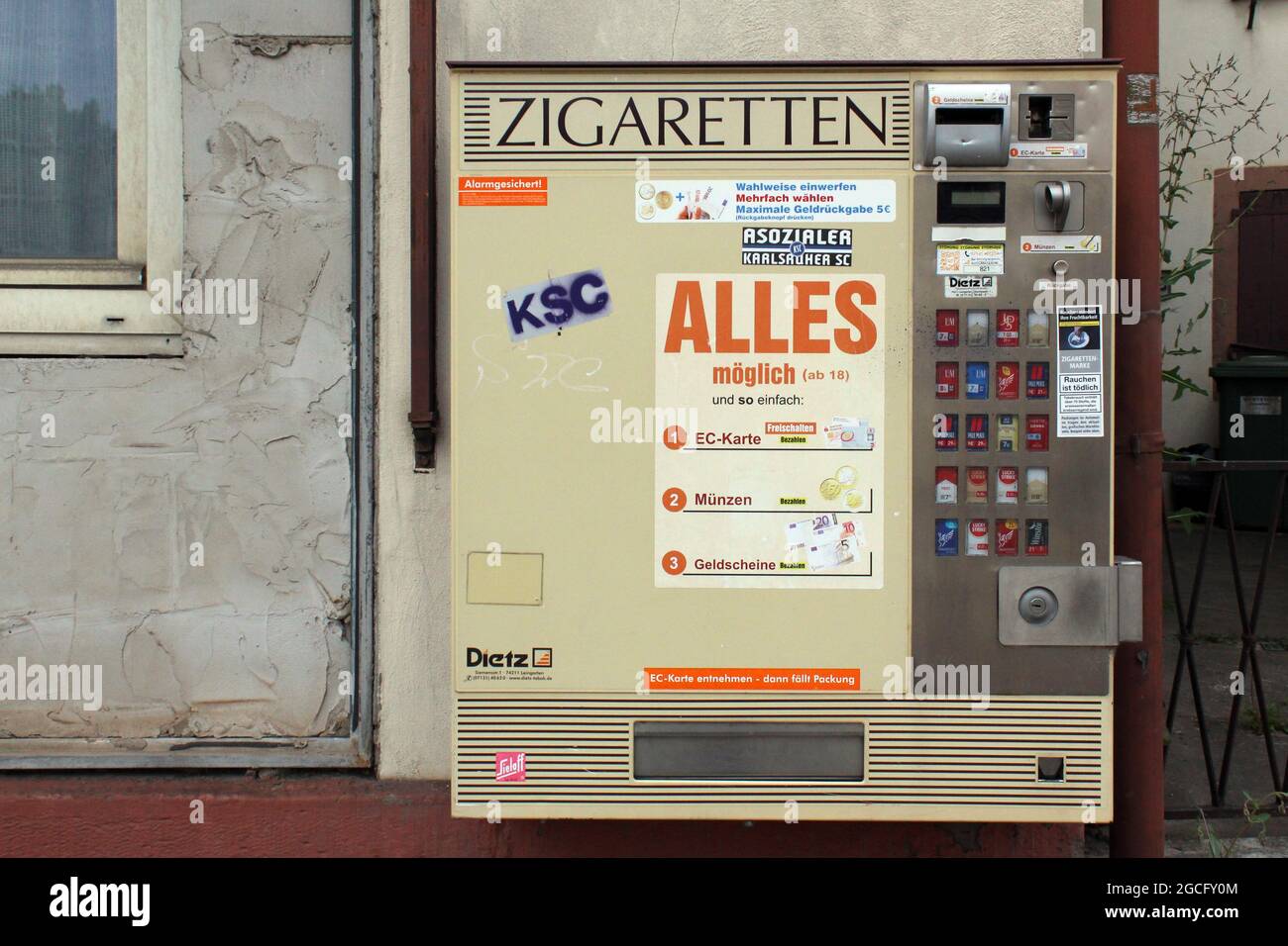 Healthy vending machine hi-res stock photography and images - Alamy