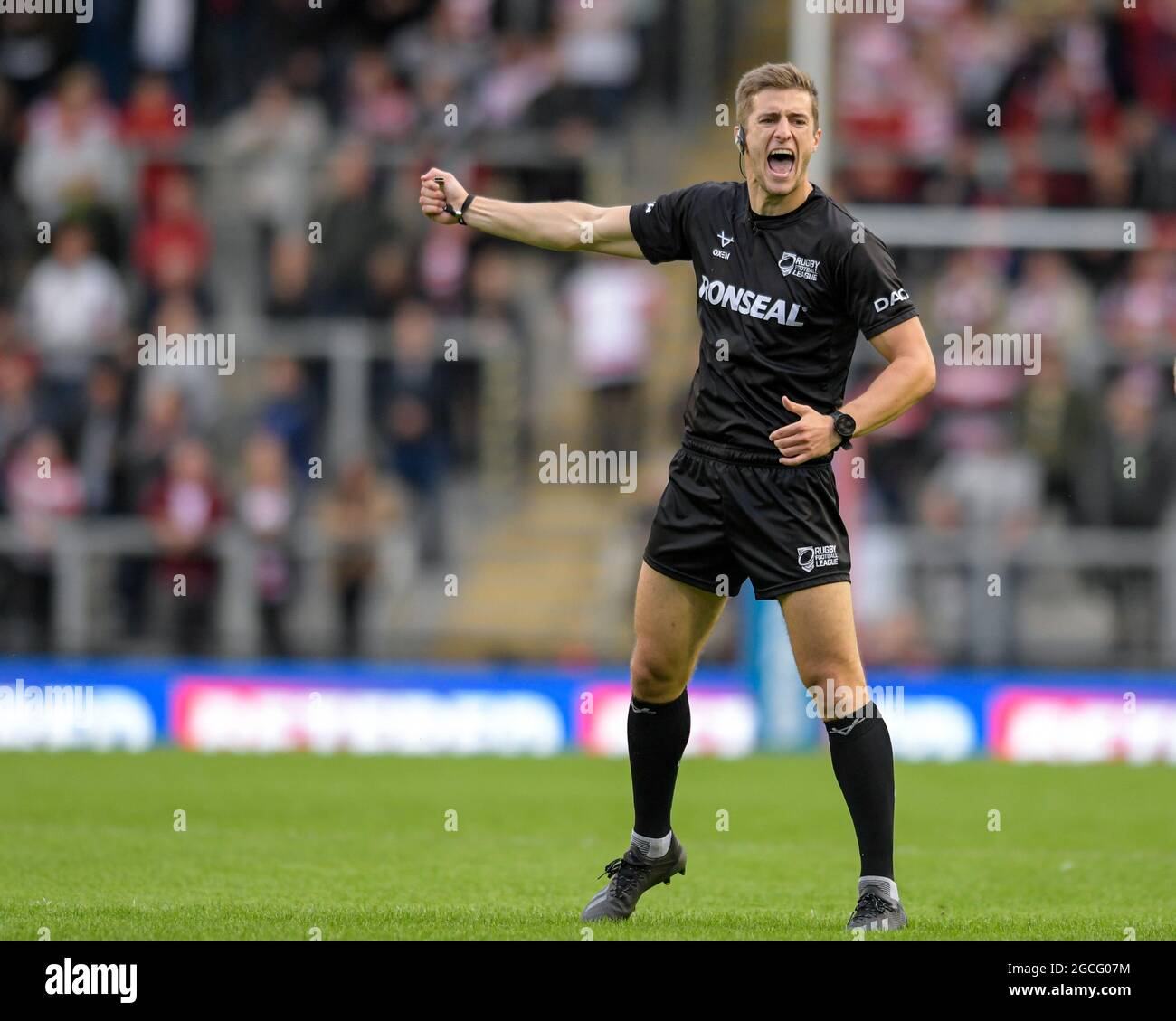 Referee Chris Kendall shouts instructions during the game Stock Photo ...
