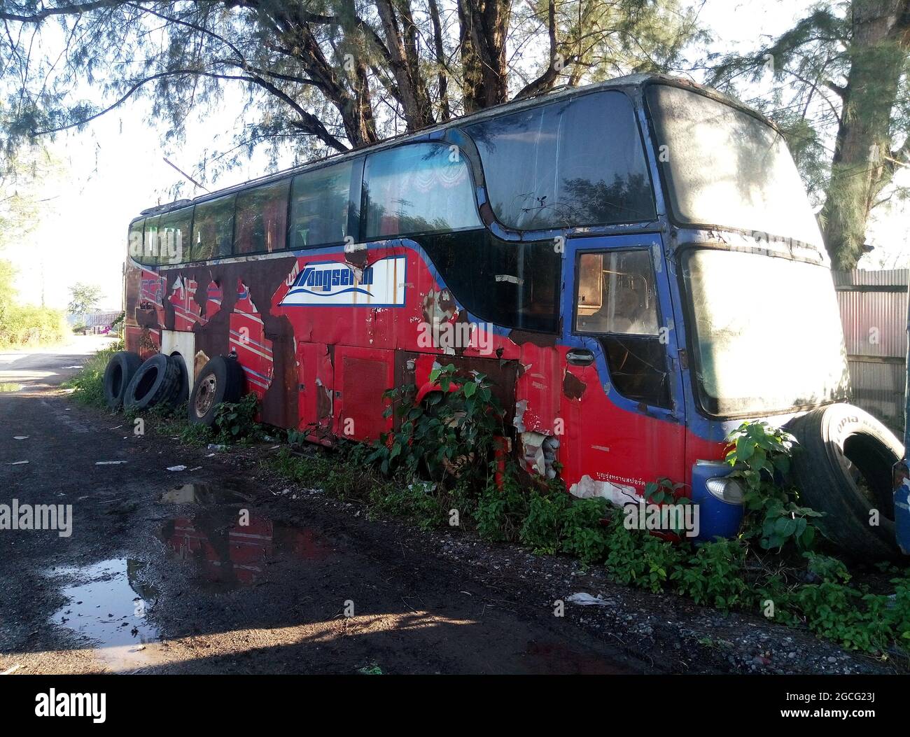 Abandoned old tourist bus. Transport dump. Auto rip-off Stock Photo - Alamy