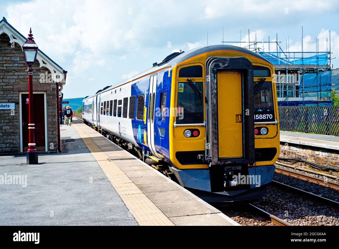 Class 158 870 Northern Train at Garsdale Railway Station, Settle to ...